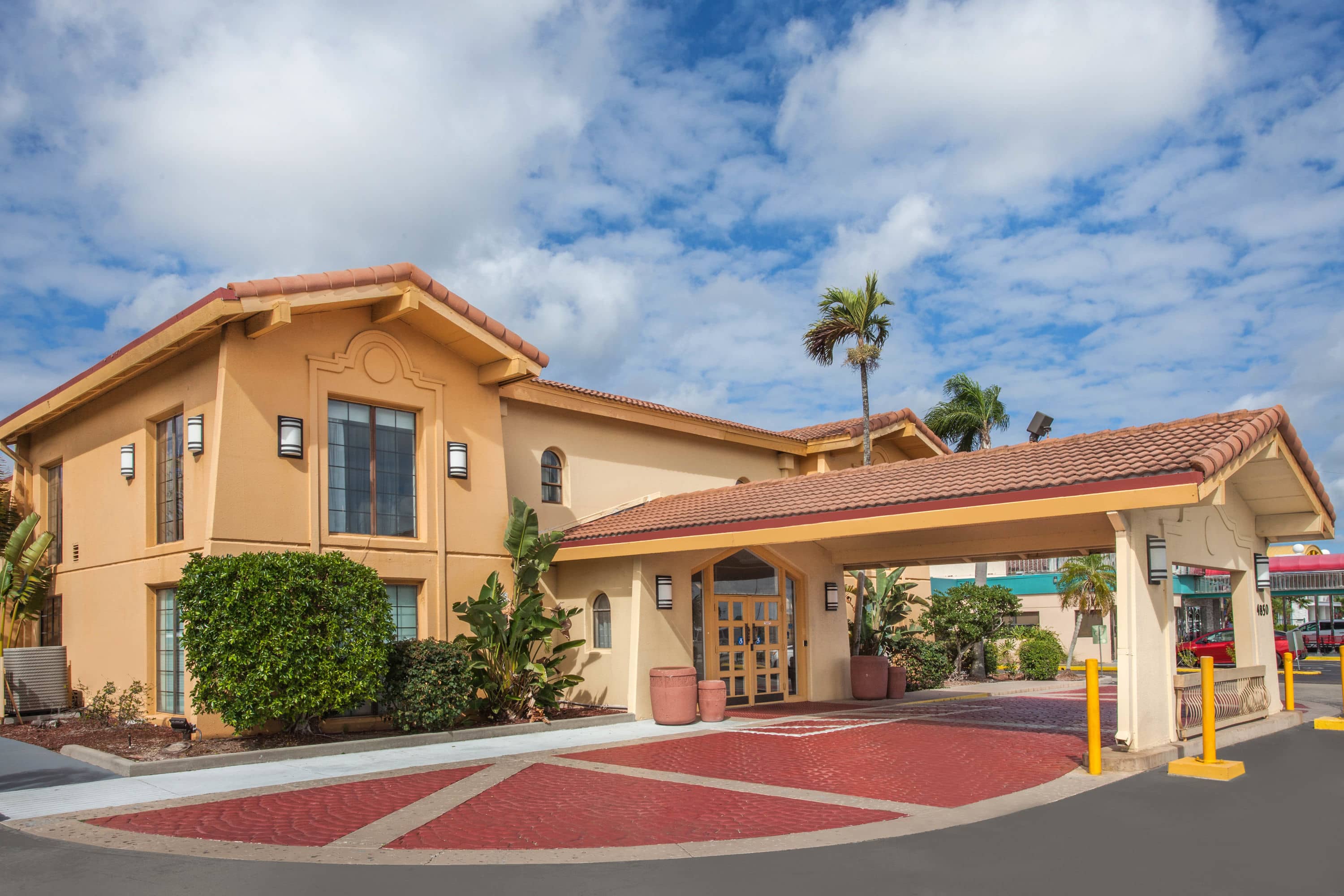 Baymont by Wyndham Fort Myers Central | Fort Myers, FL Hotels