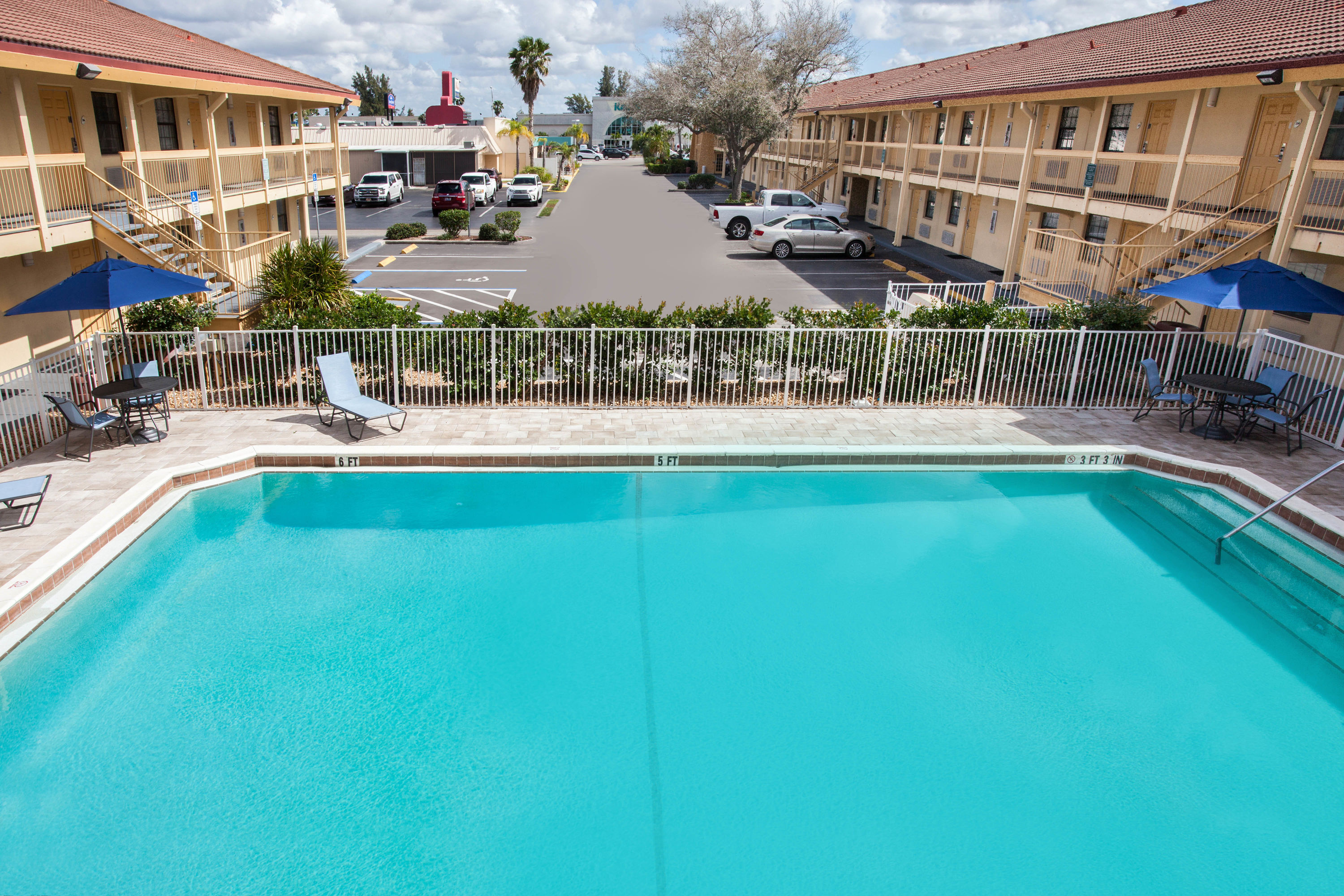 Baymont by Wyndham Fort Myers Central | Fort Myers, FL Hotels