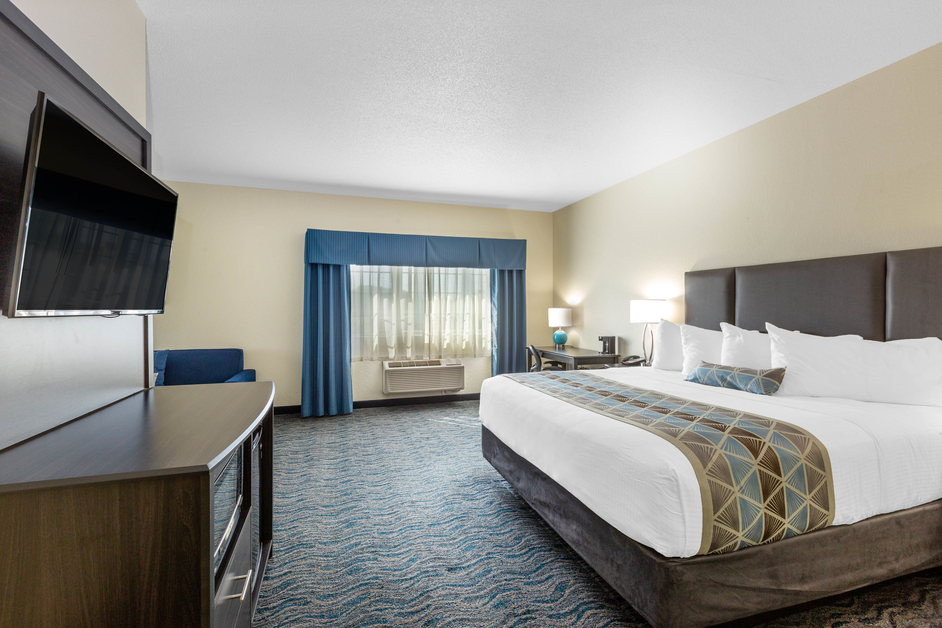 Baymont by Wyndham Des Moines Airport | Des Moines, IA Hotels