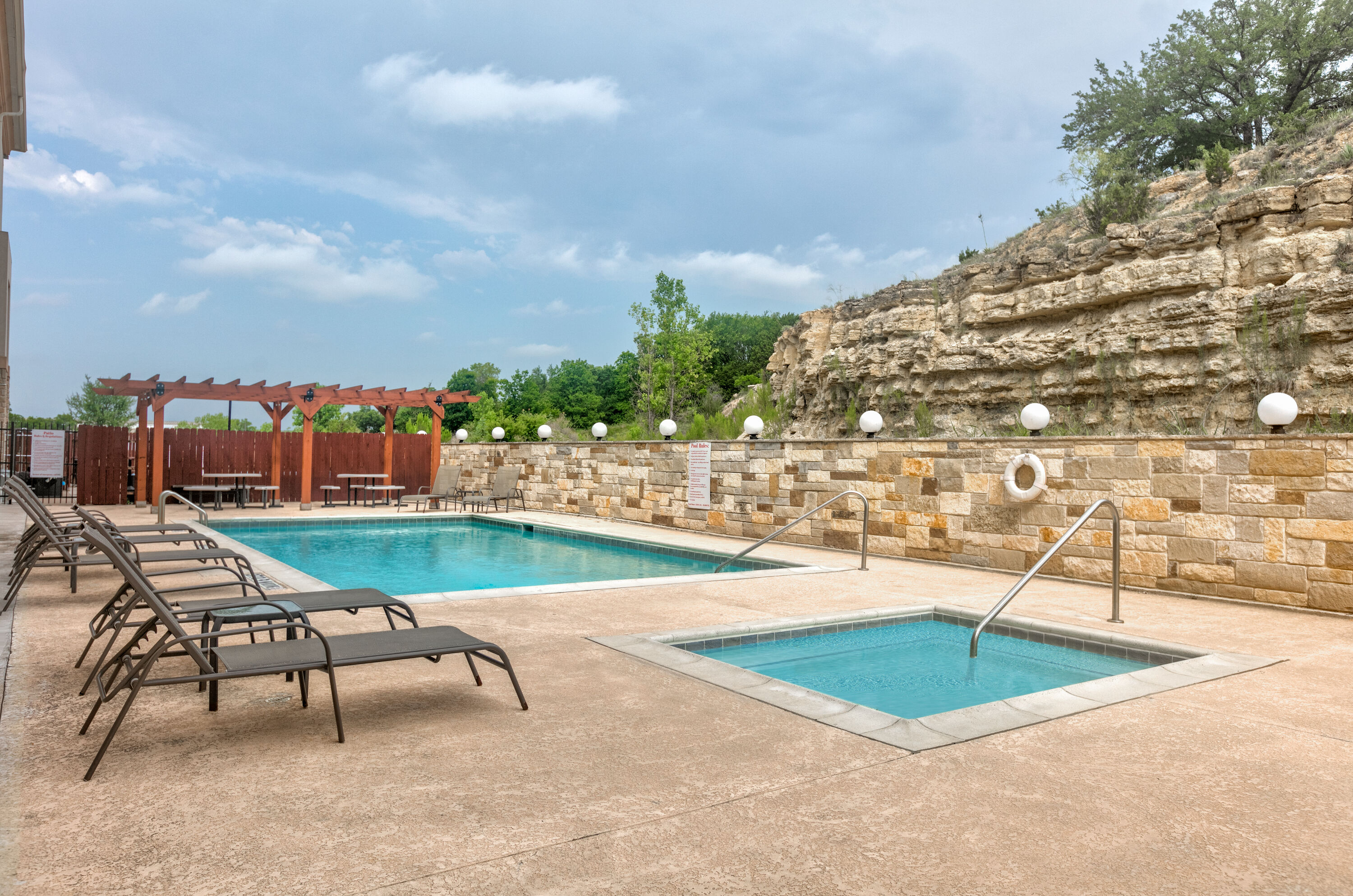 Baymont Inn & Suites by Wyndham Glen Rose | Glen Rose, TX Hotels