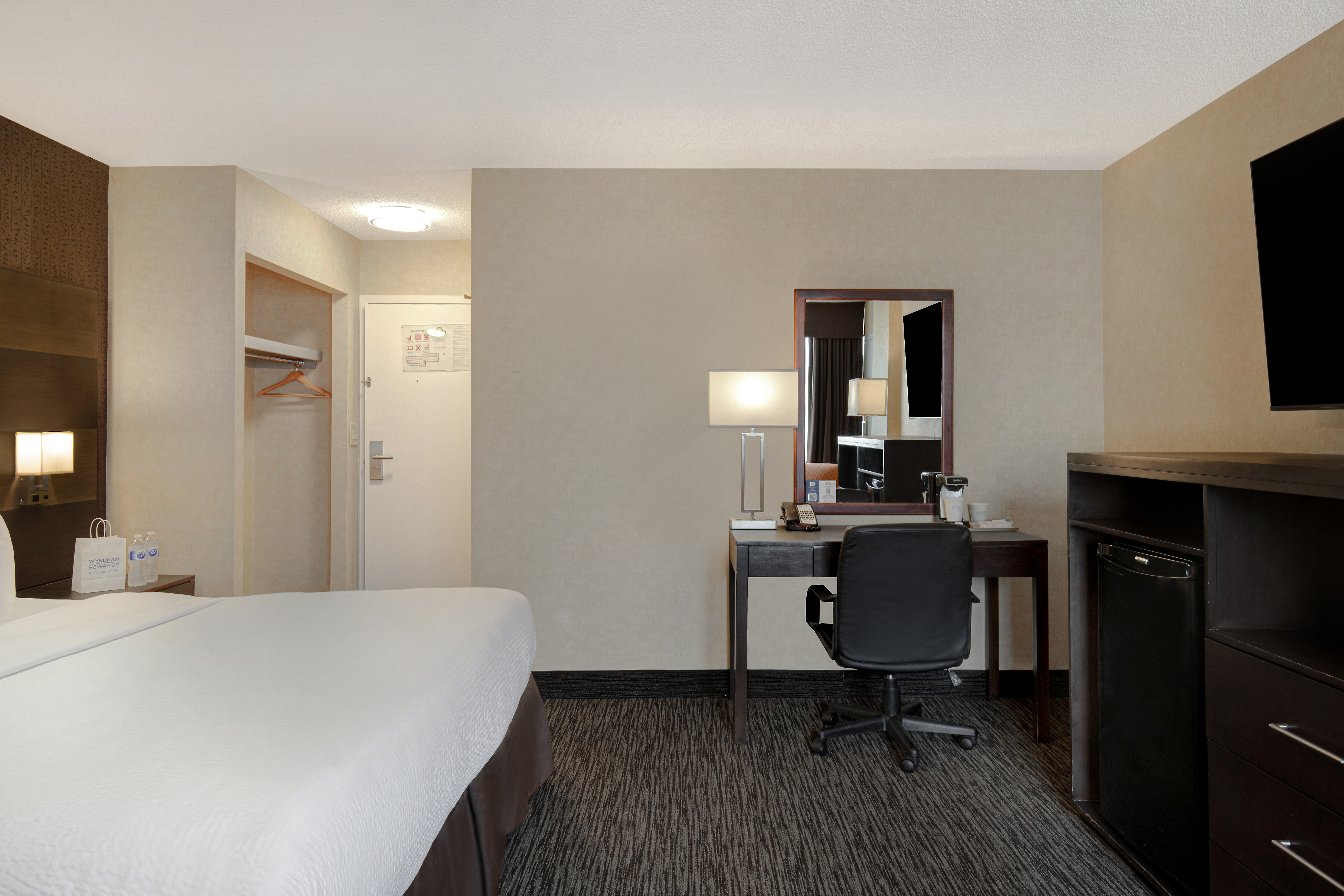 Days Inn by Wyndham Calgary South | Calgary, AB Hotels
