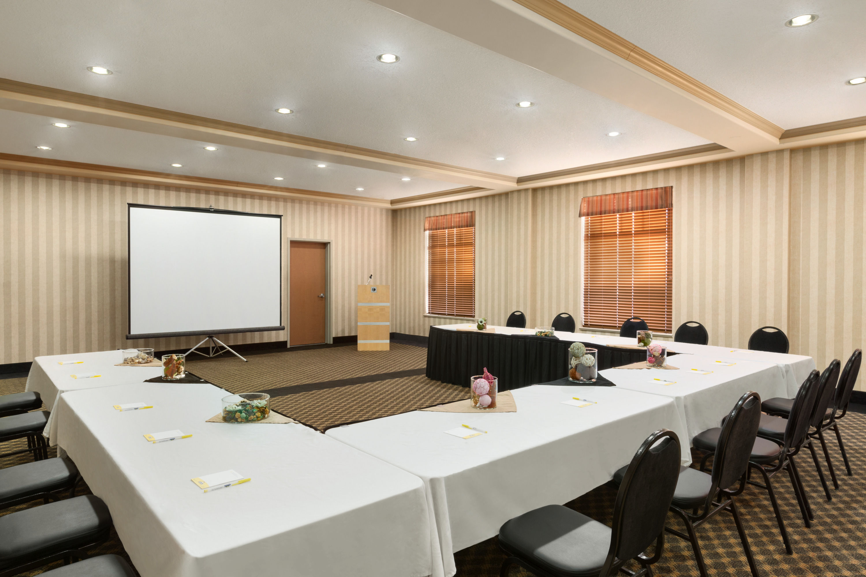 Days Inn & Suites by Wyndham Edmonton Airport | Leduc, AB Hotels