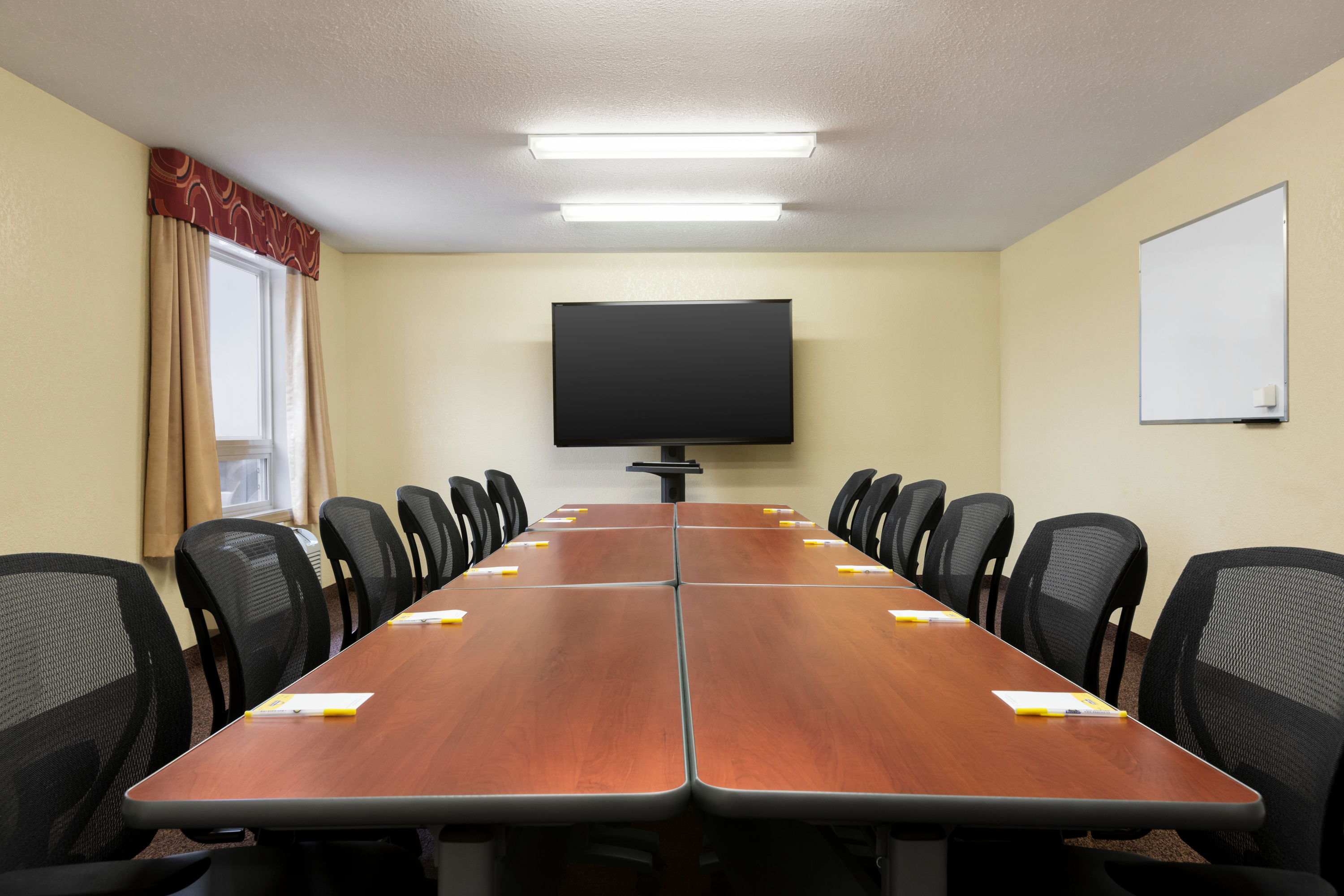 Days Inn & Suites by Wyndham Thompson | Thompson, MB Hotels