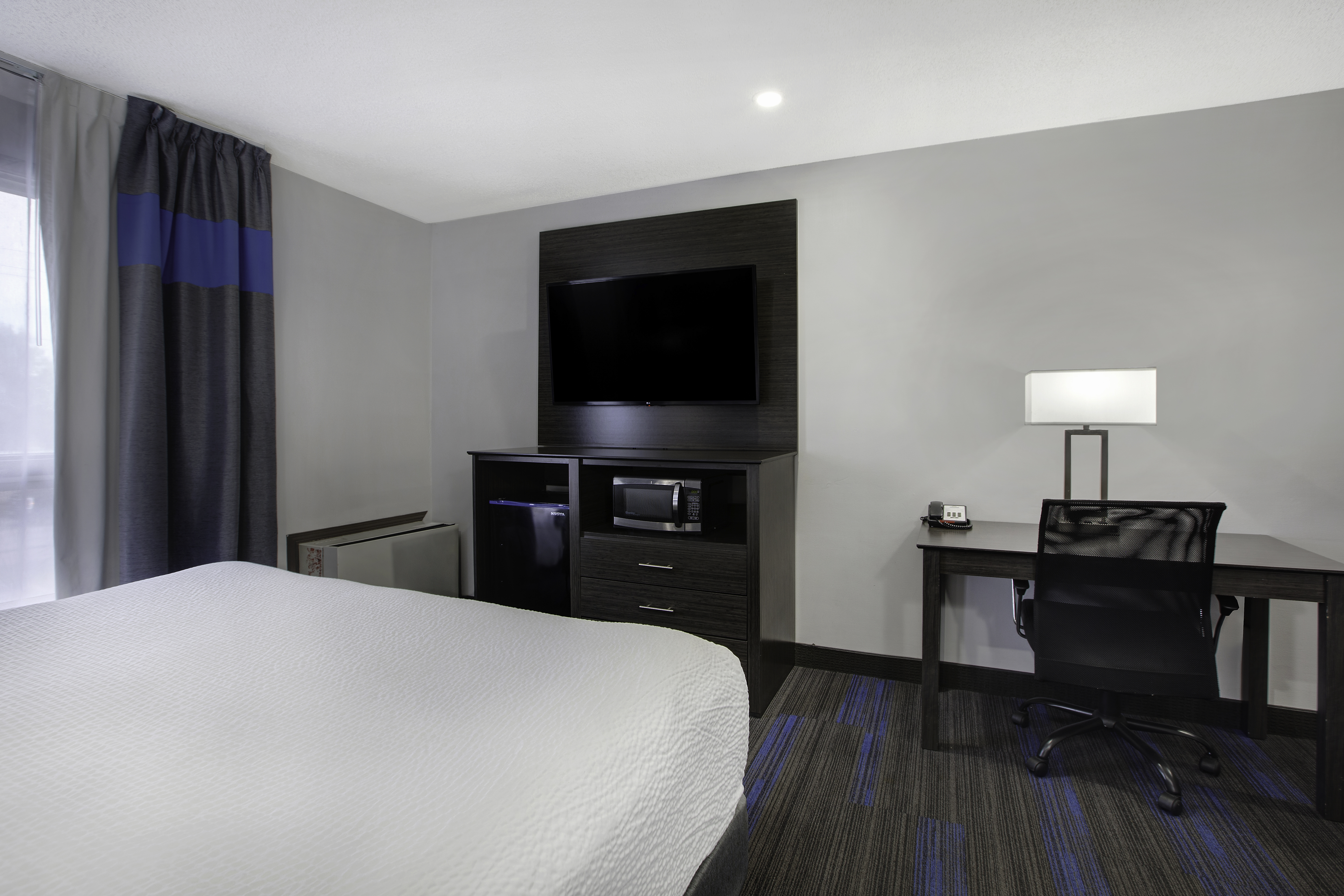 Days Inn by Wyndham Barrie | Barrie, ON Hotels
