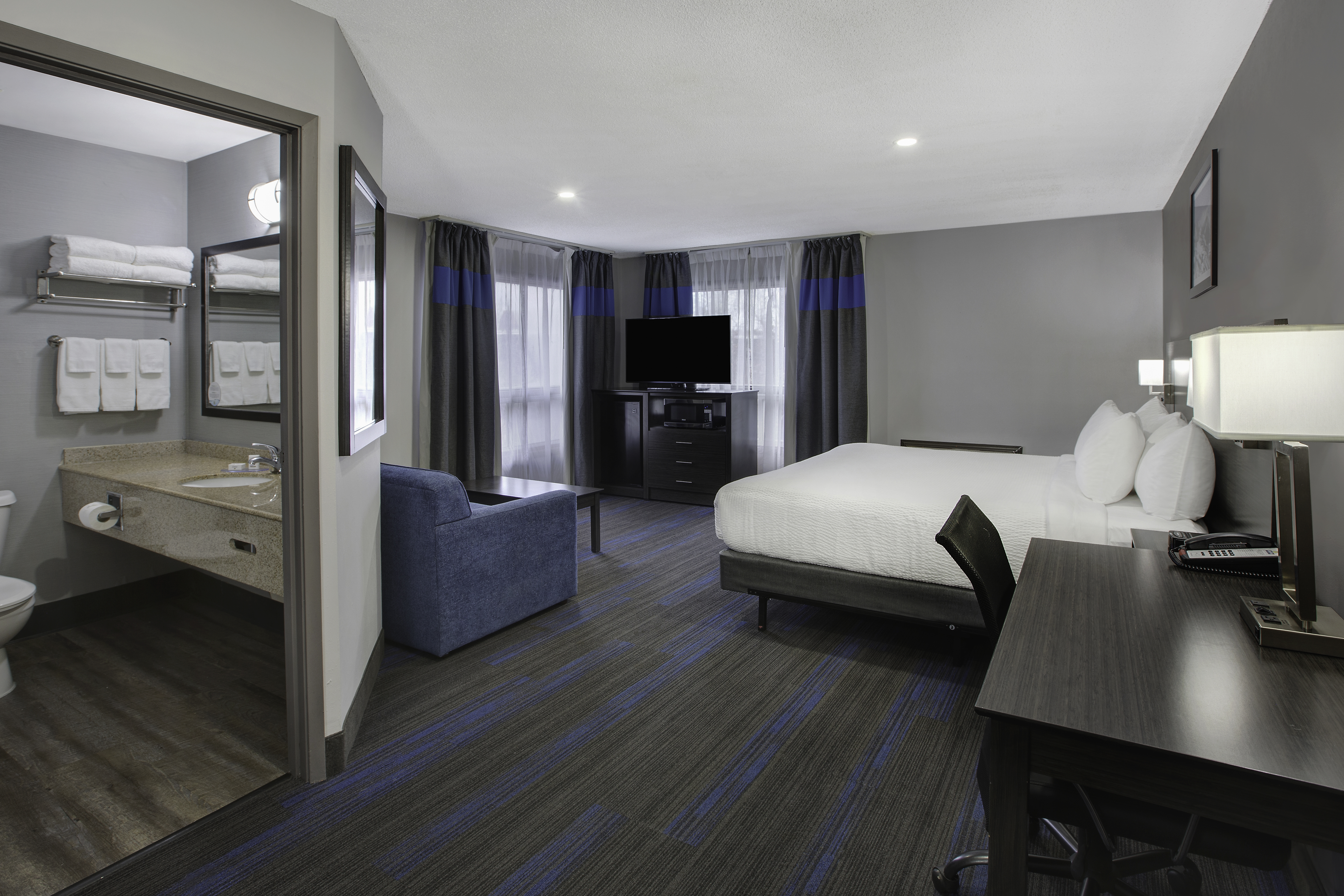 Days Inn by Wyndham Barrie | Barrie, ON Hotels