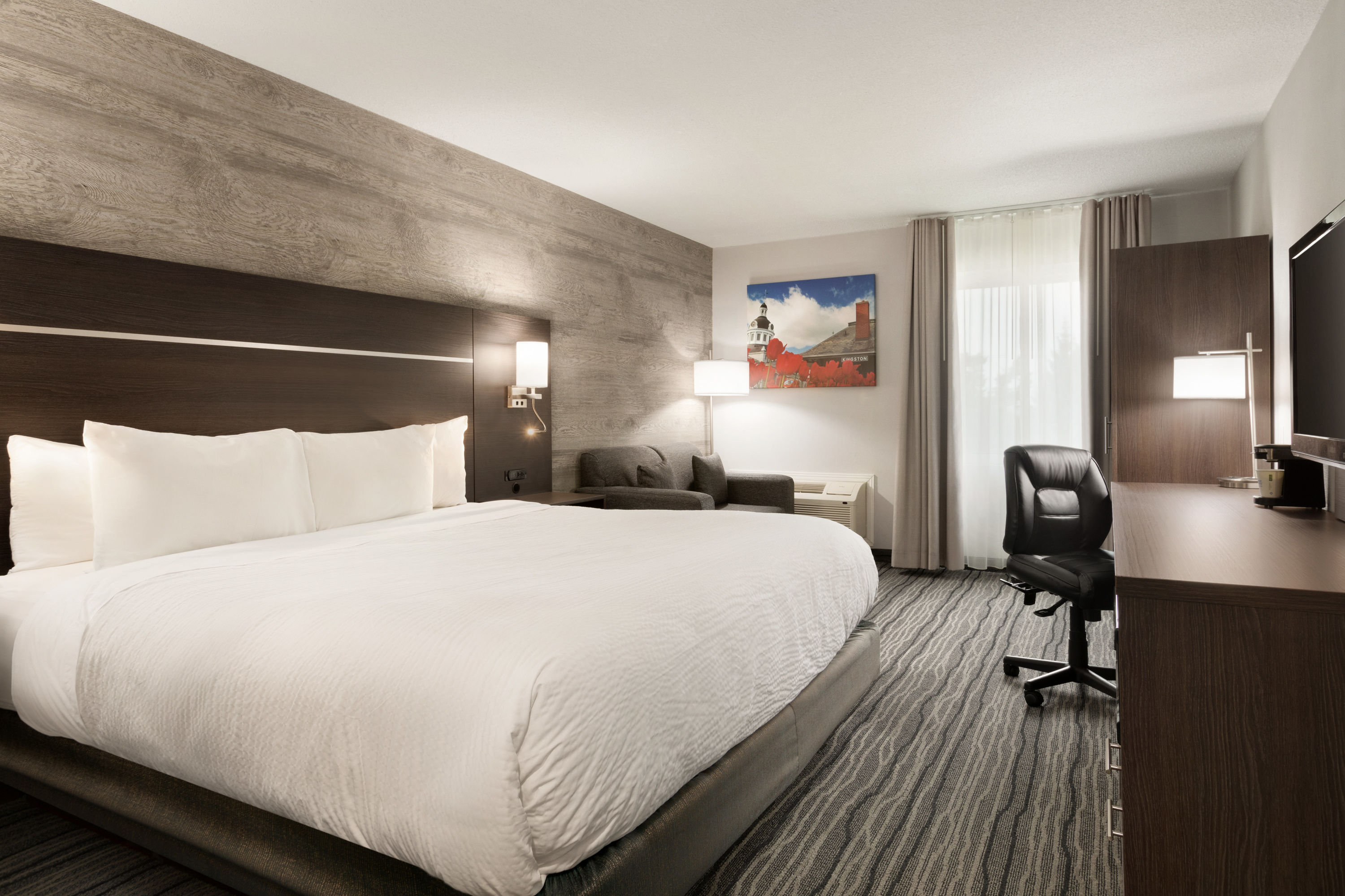 Days Inn by Wyndham Kingston | Kingston, ON Hotels