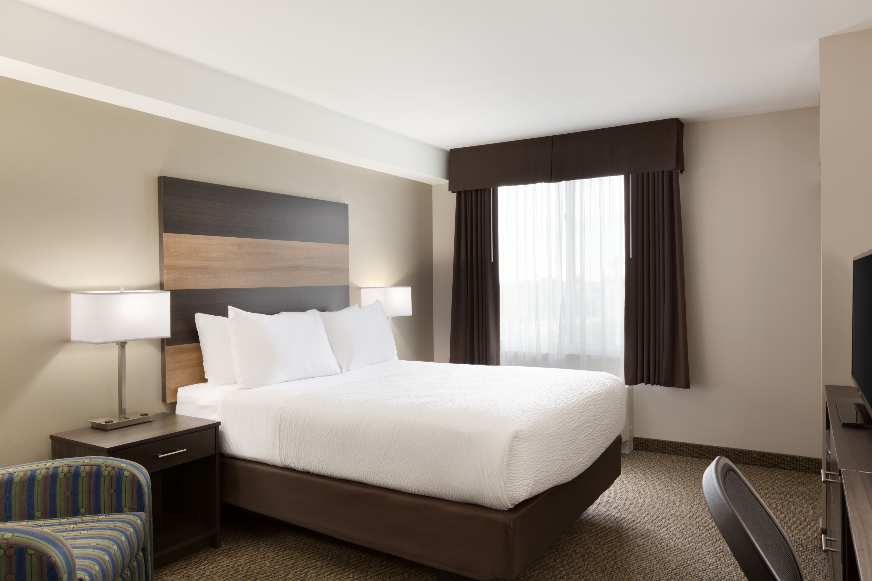 Days Inn & Suites by Wyndham Lindsay | Lindsay, ON Hotels