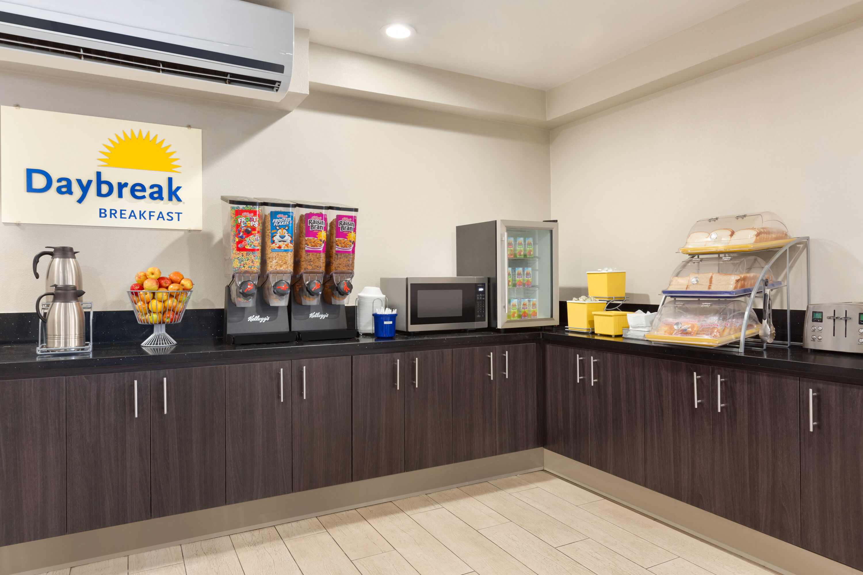 Days Inn & Suites by Wyndham Anaheim At Disneyland Park | Anaheim, CA ...