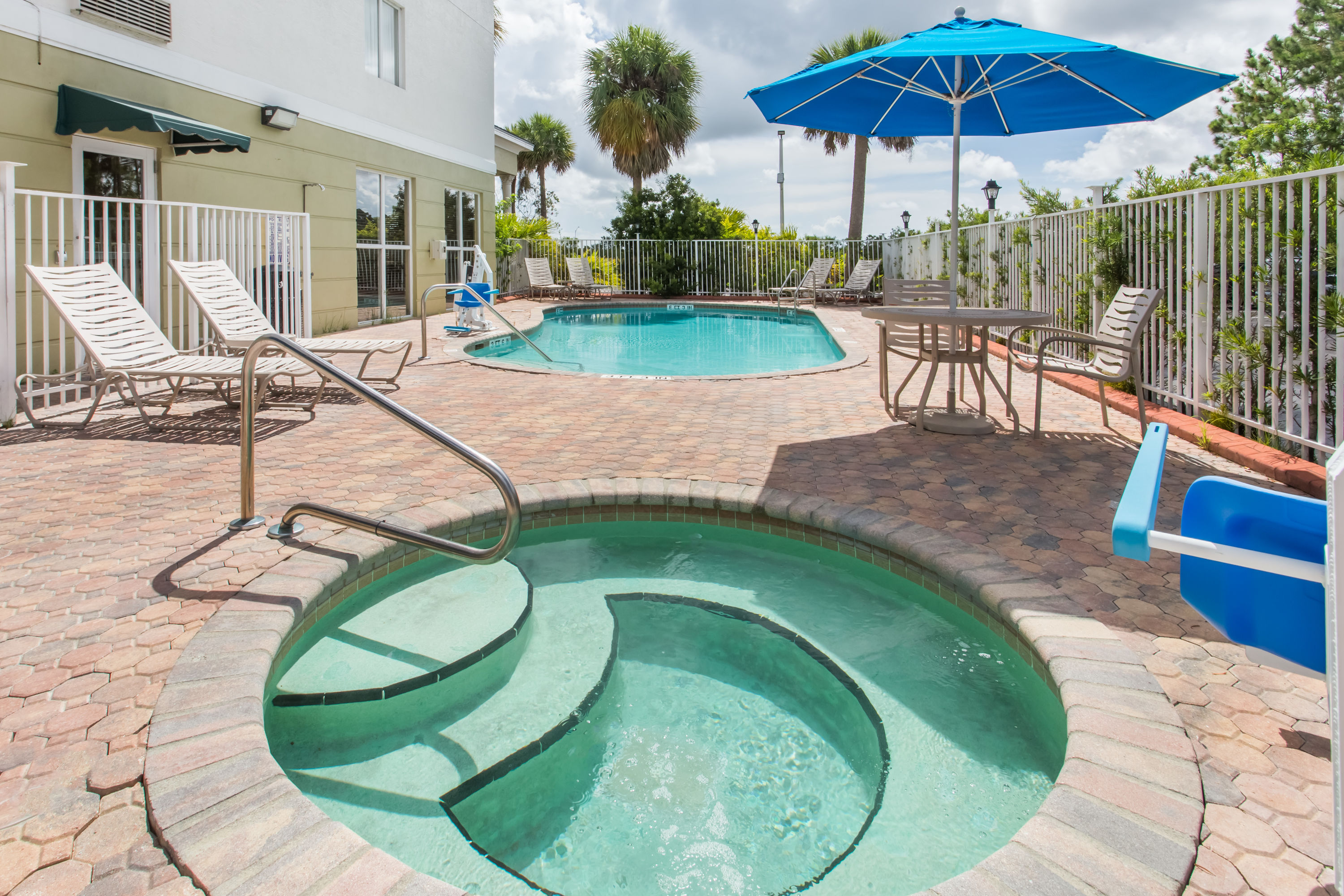 Days Inn & Suites by Wyndham Fort Pierce I-95 | Ft Pierce, FL Hotels