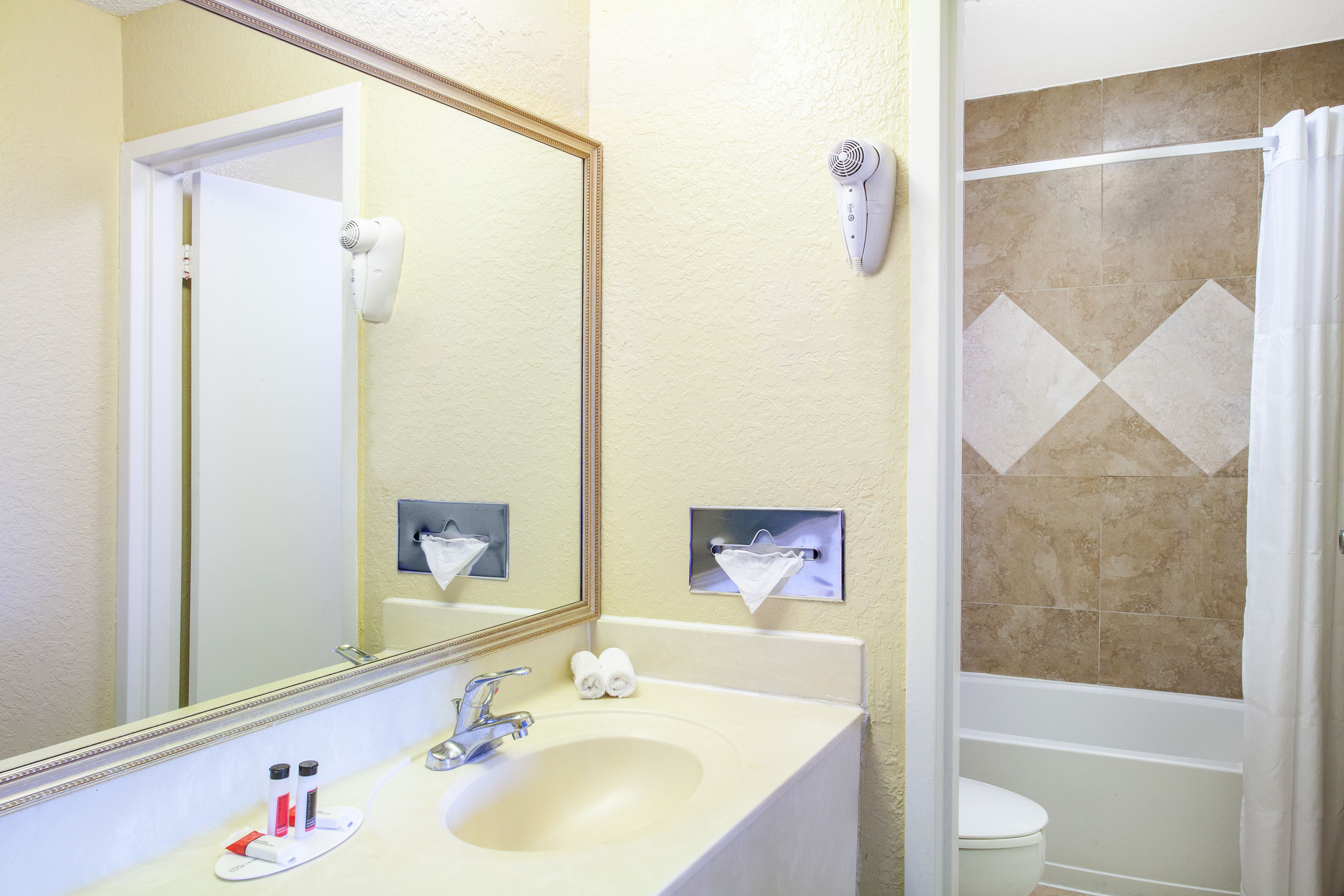 Days Inn by Wyndham Orlando Downtown | Orlando, FL Hotels