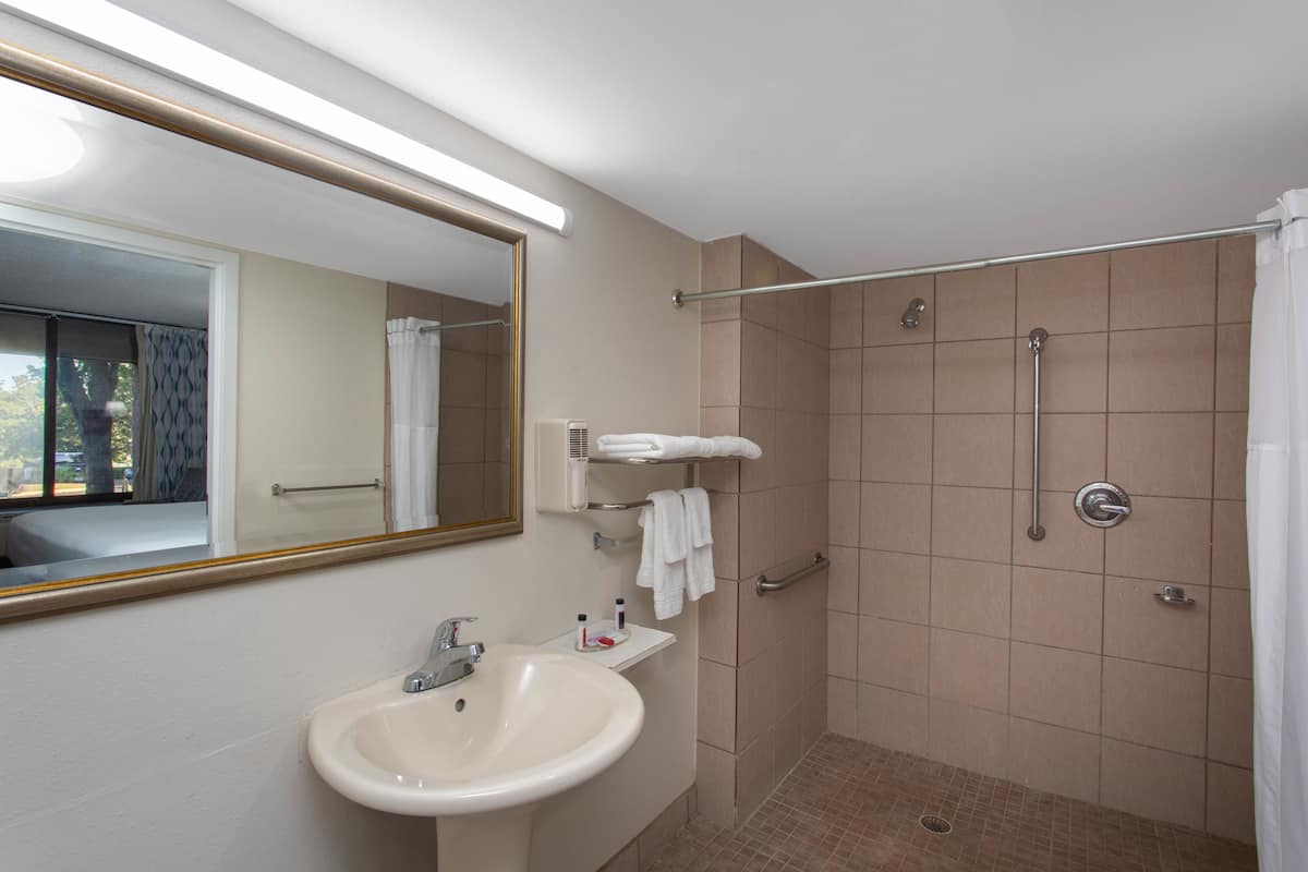 Days Inn And Suites By Wyndham Tallahassee Conf Center I 10 Tallahassee