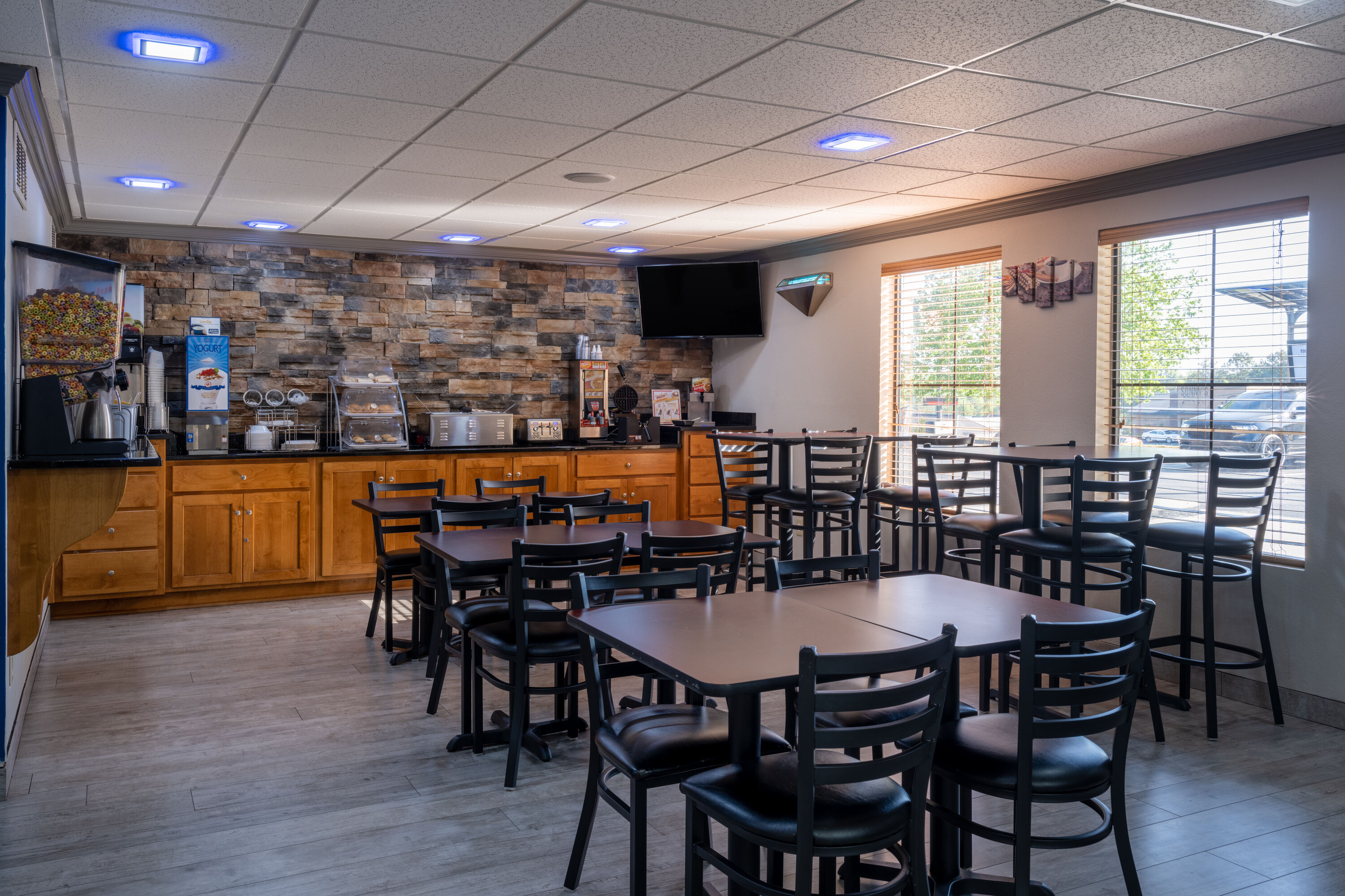 Days Inn & Suites by Wyndham Commerce | Commerce, GA Hotels