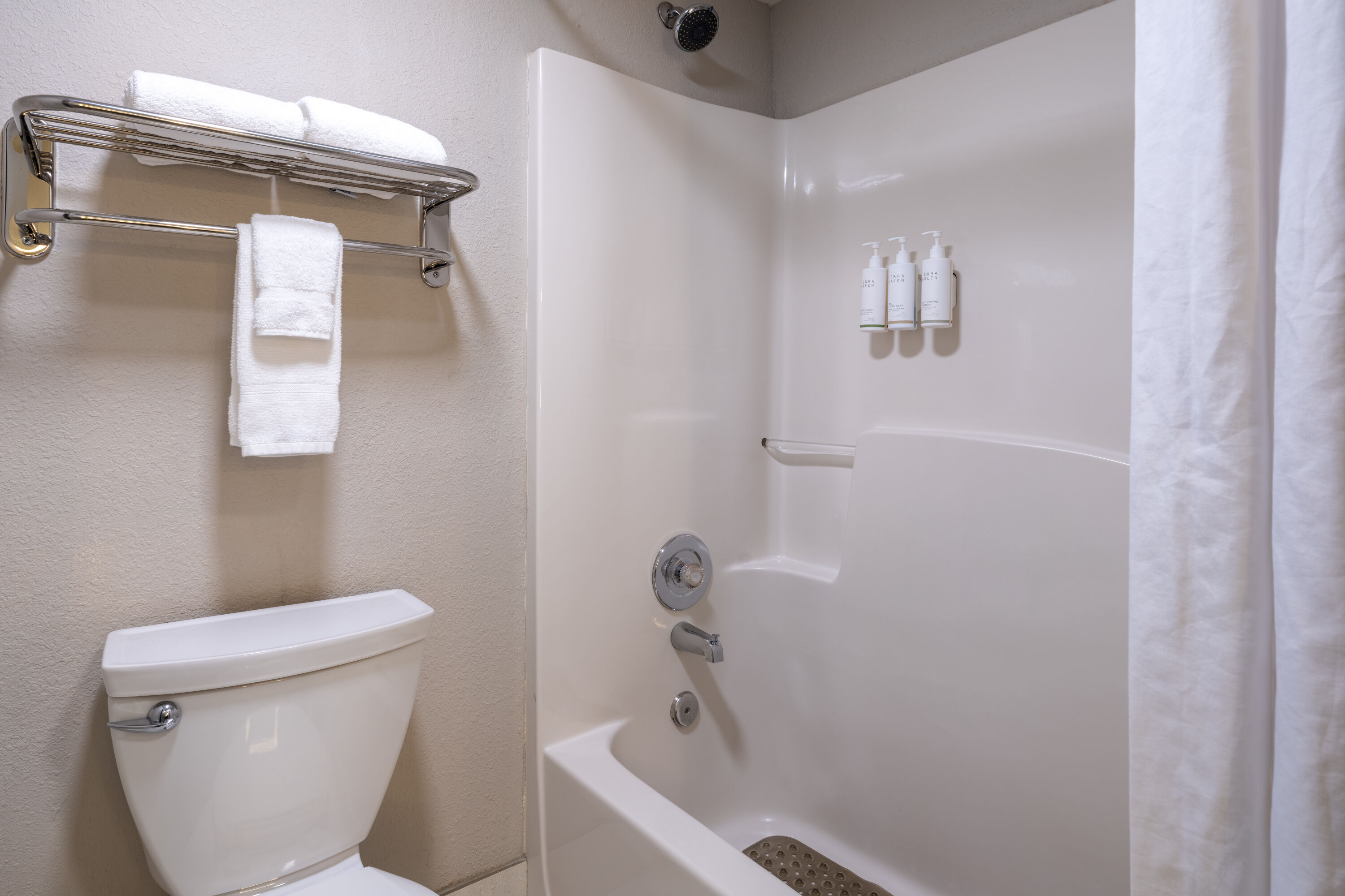 Days Inn & Suites by Wyndham Commerce | Commerce, GA Hotels