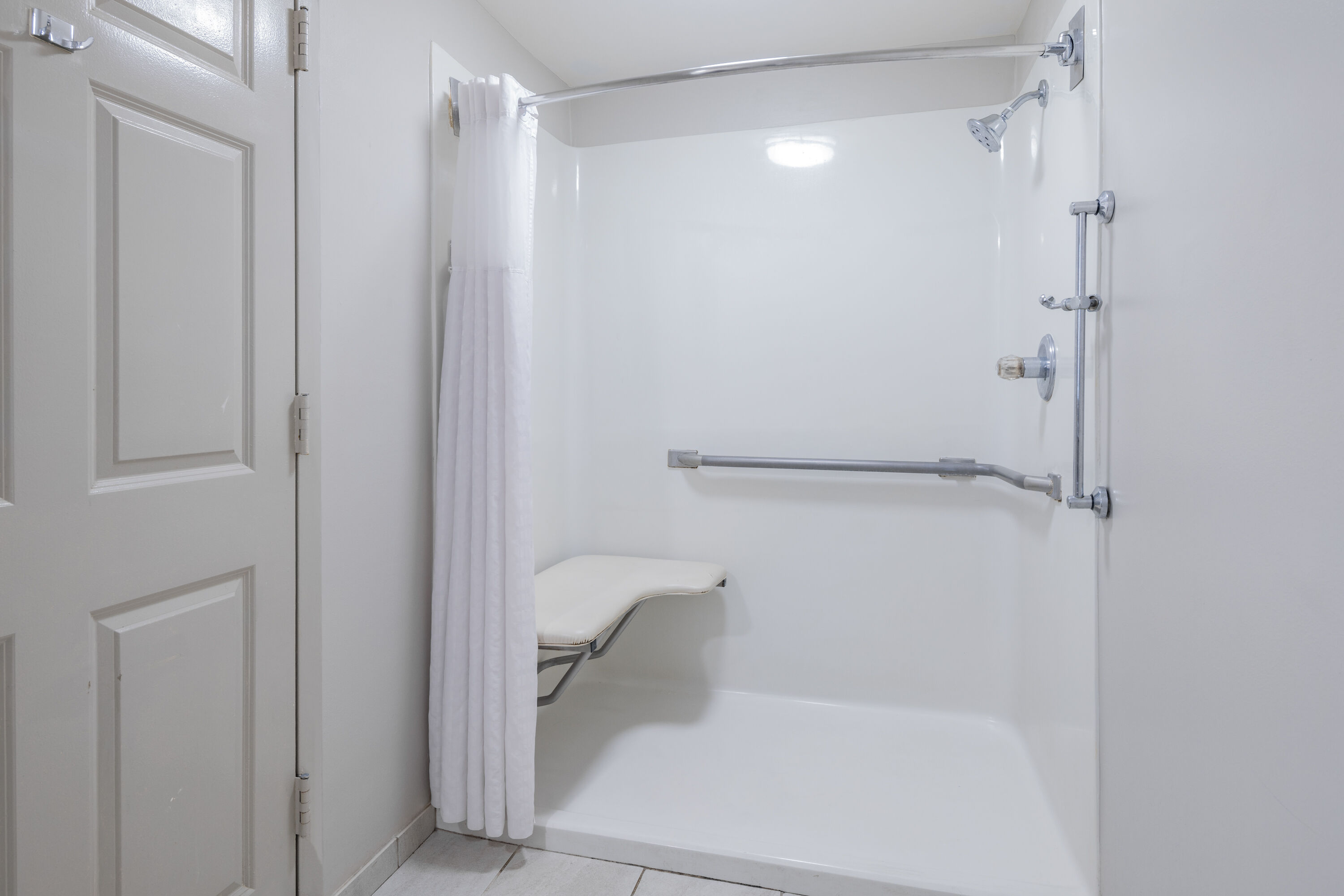 Days Inn & Suites by Wyndham Savannah Midtown | Savannah, GA Hotels