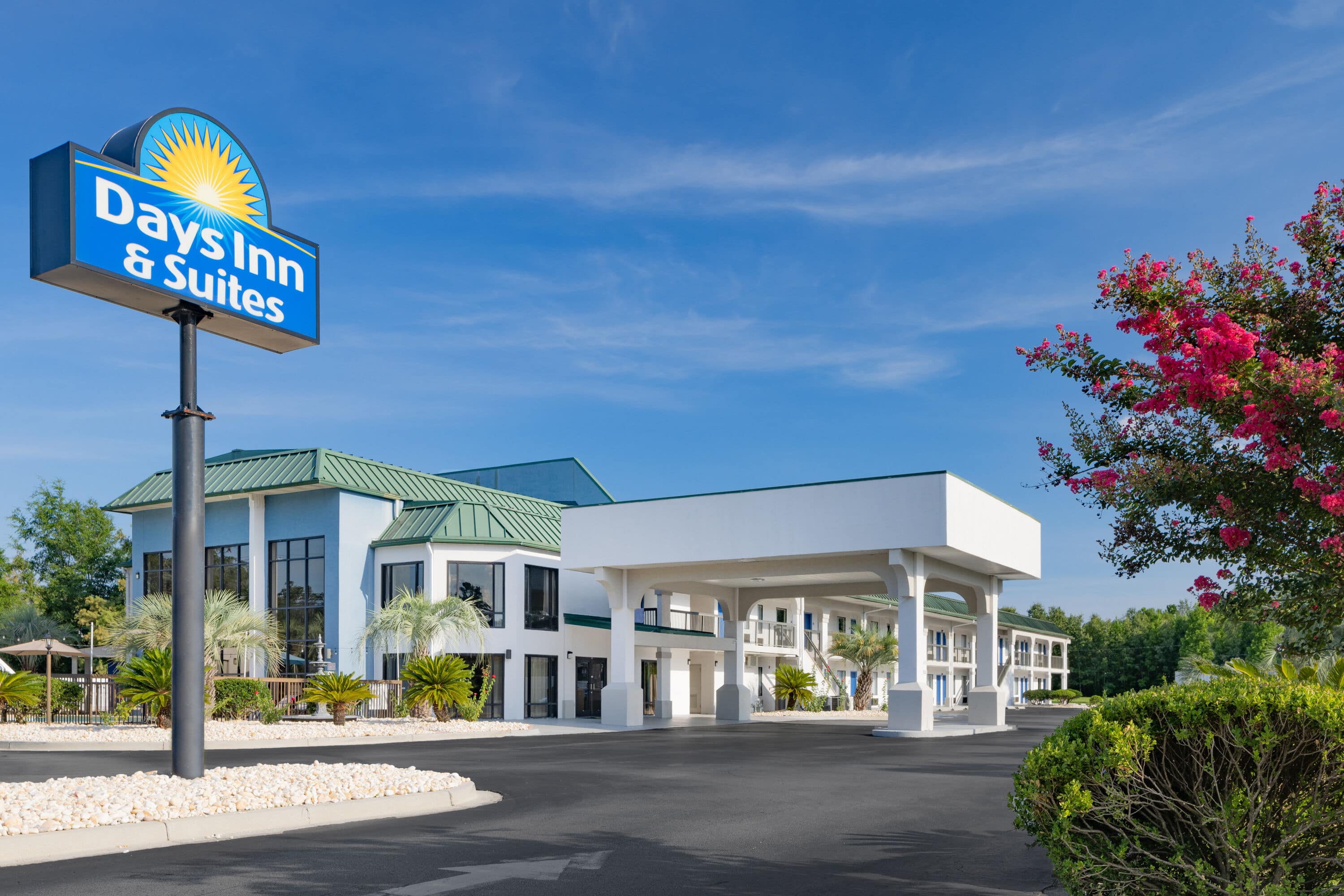 Days Inn & Suites by Wyndham Savannah Midtown | Savannah, GA Hotels