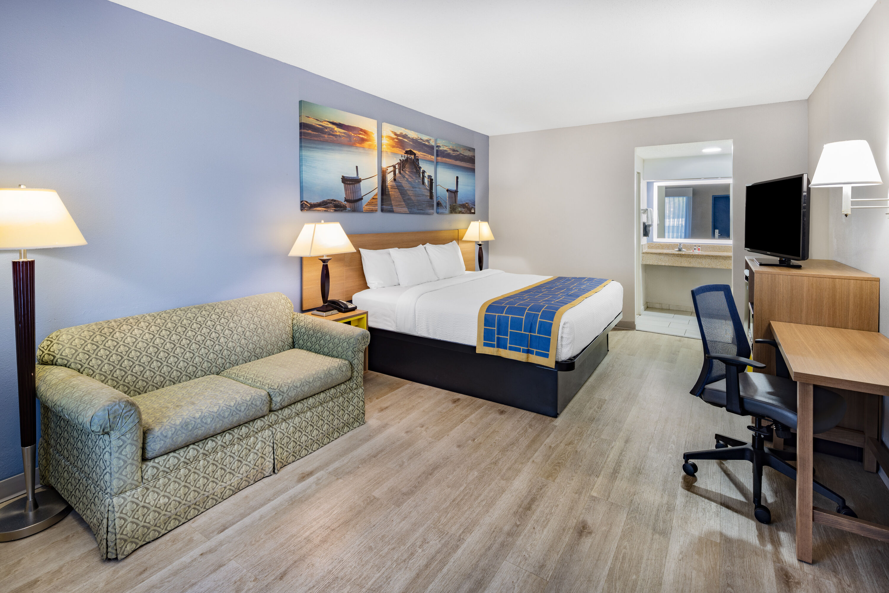 Days Inn & Suites by Wyndham Savannah Midtown | Savannah, GA Hotels