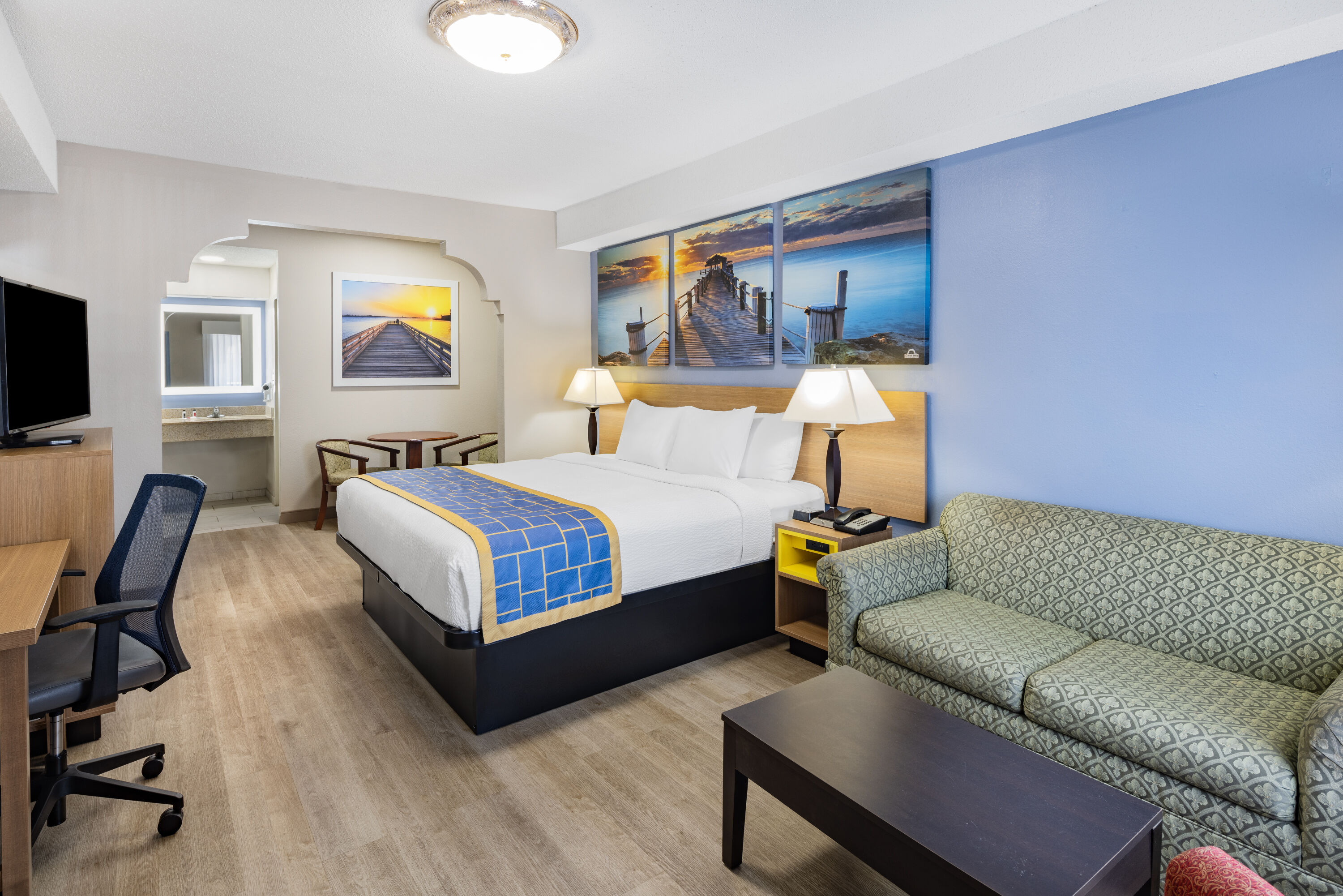 Days Inn & Suites by Wyndham Savannah Midtown | Savannah, GA Hotels