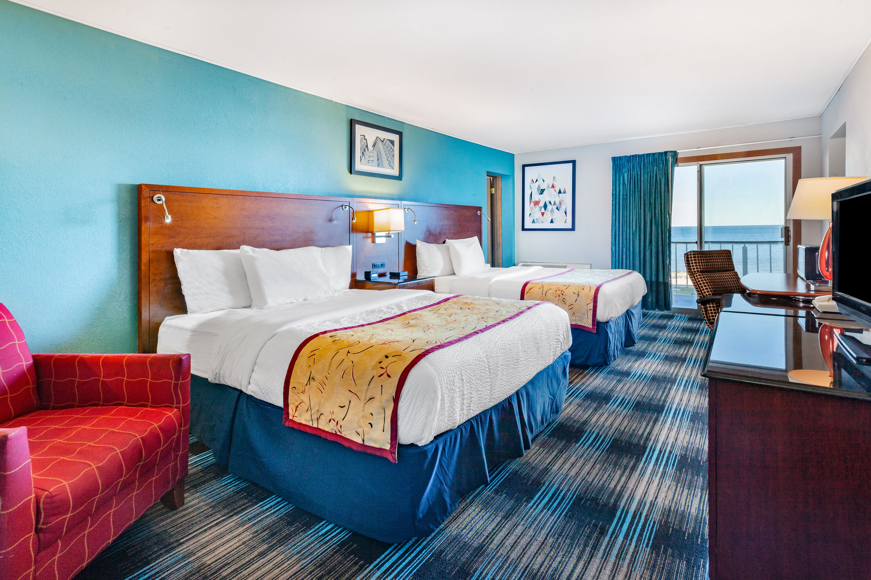 Days Inn & Suites by Wyndham St. Ignace Lakefront | St Ignace, MI Hotels