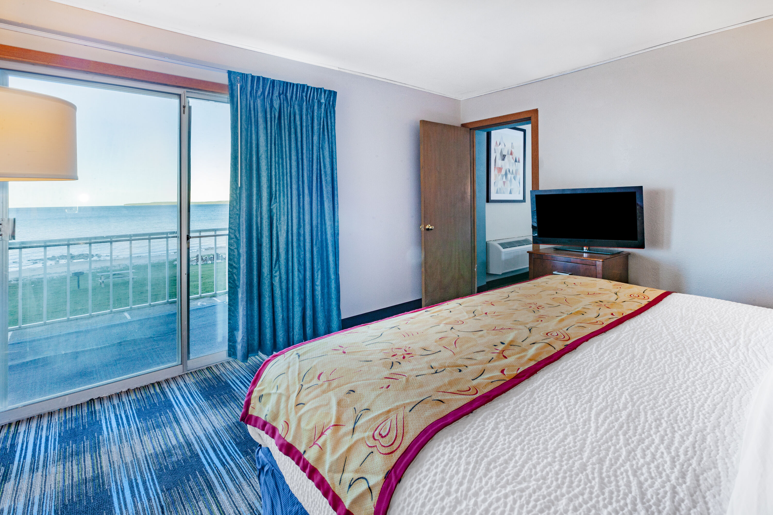 Days Inn & Suites by Wyndham St. Ignace Lakefront | St Ignace, MI Hotels