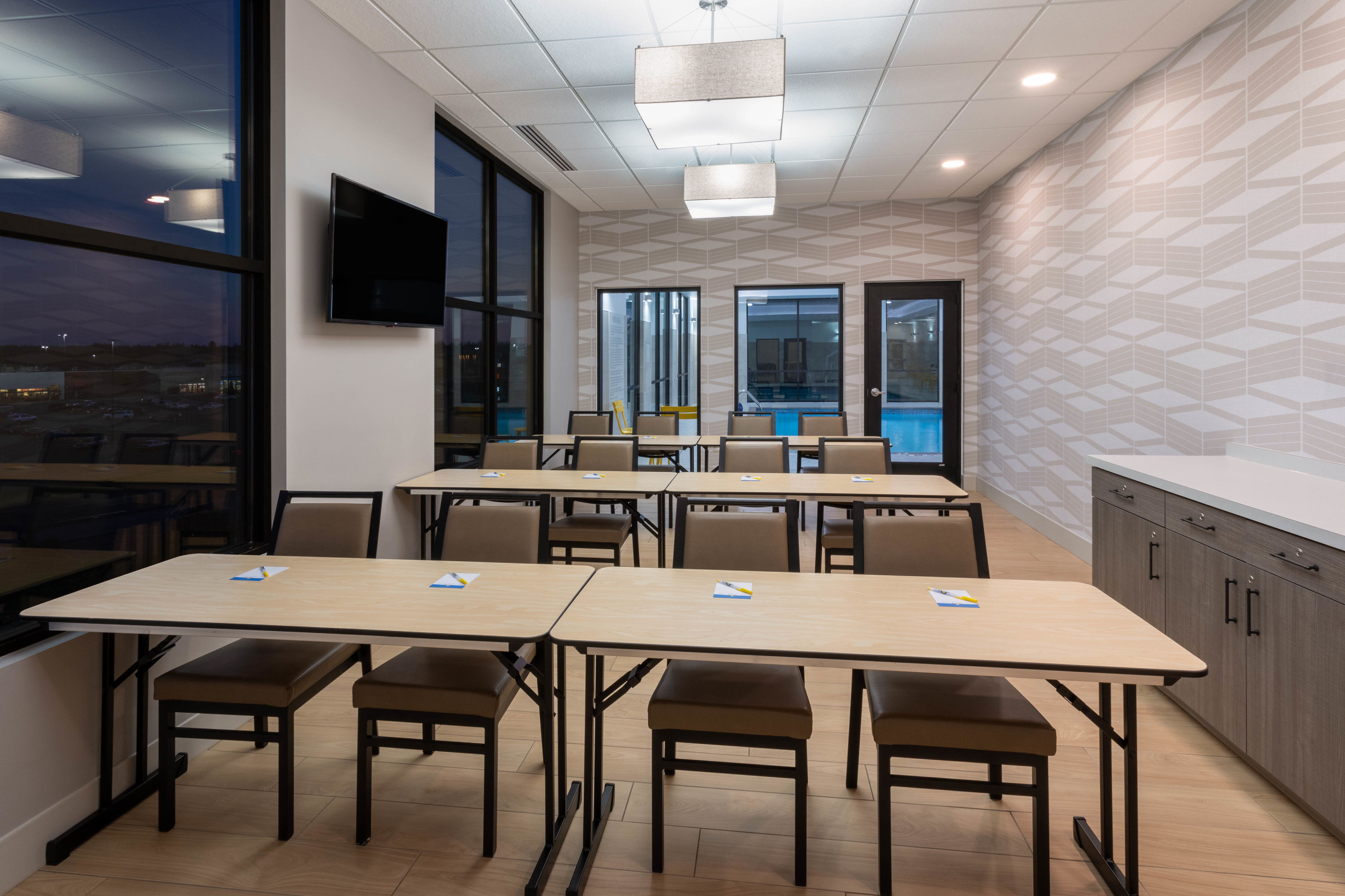 Days Inn & Suites by Wyndham Duluth by the Mall | Duluth, MN Hotels