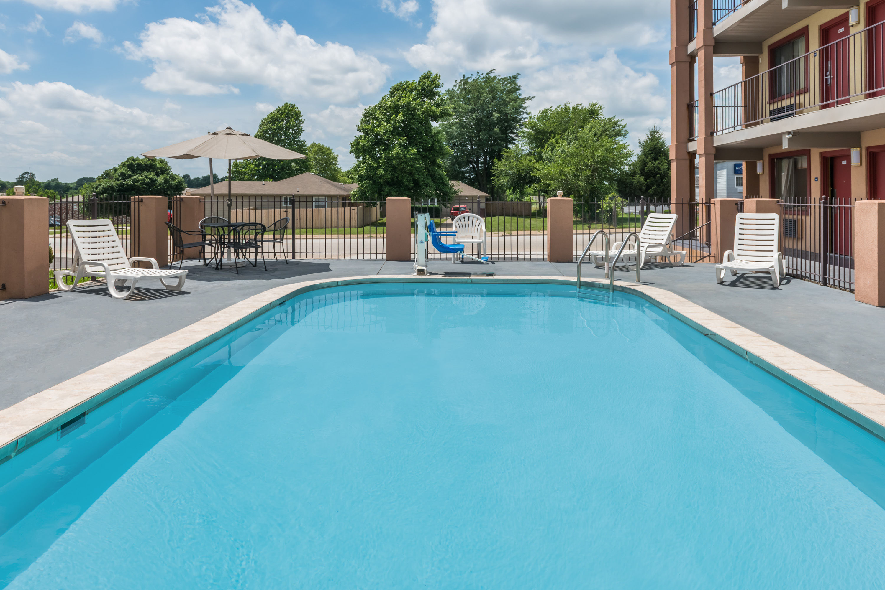 Days Inn & Suites by Wyndham Springfield on I-44 | Springfield, MO Hotels