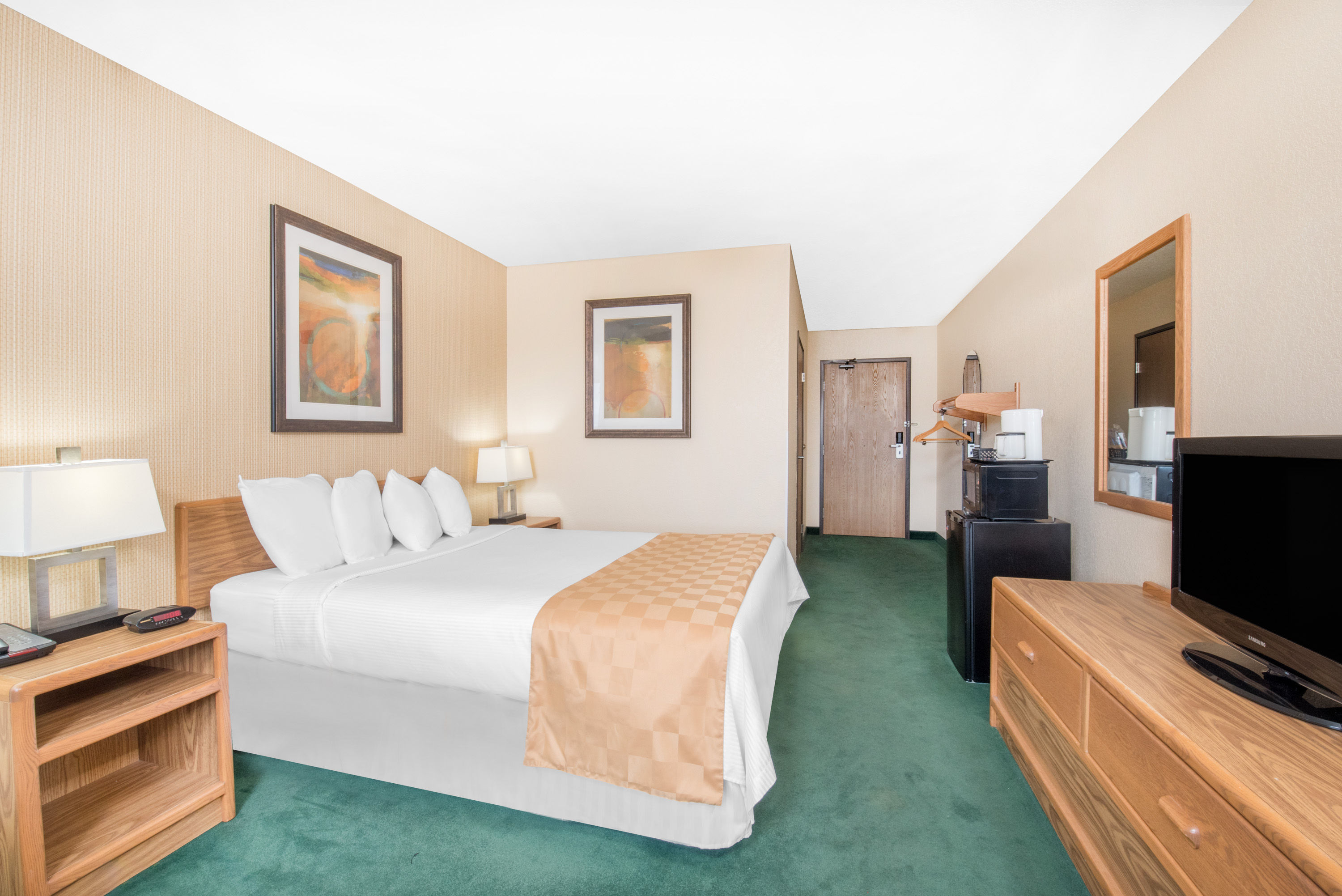 Days Inn & Suites by Wyndham Fargo 19th Ave/Airport Dome | Fargo, ND Hotels