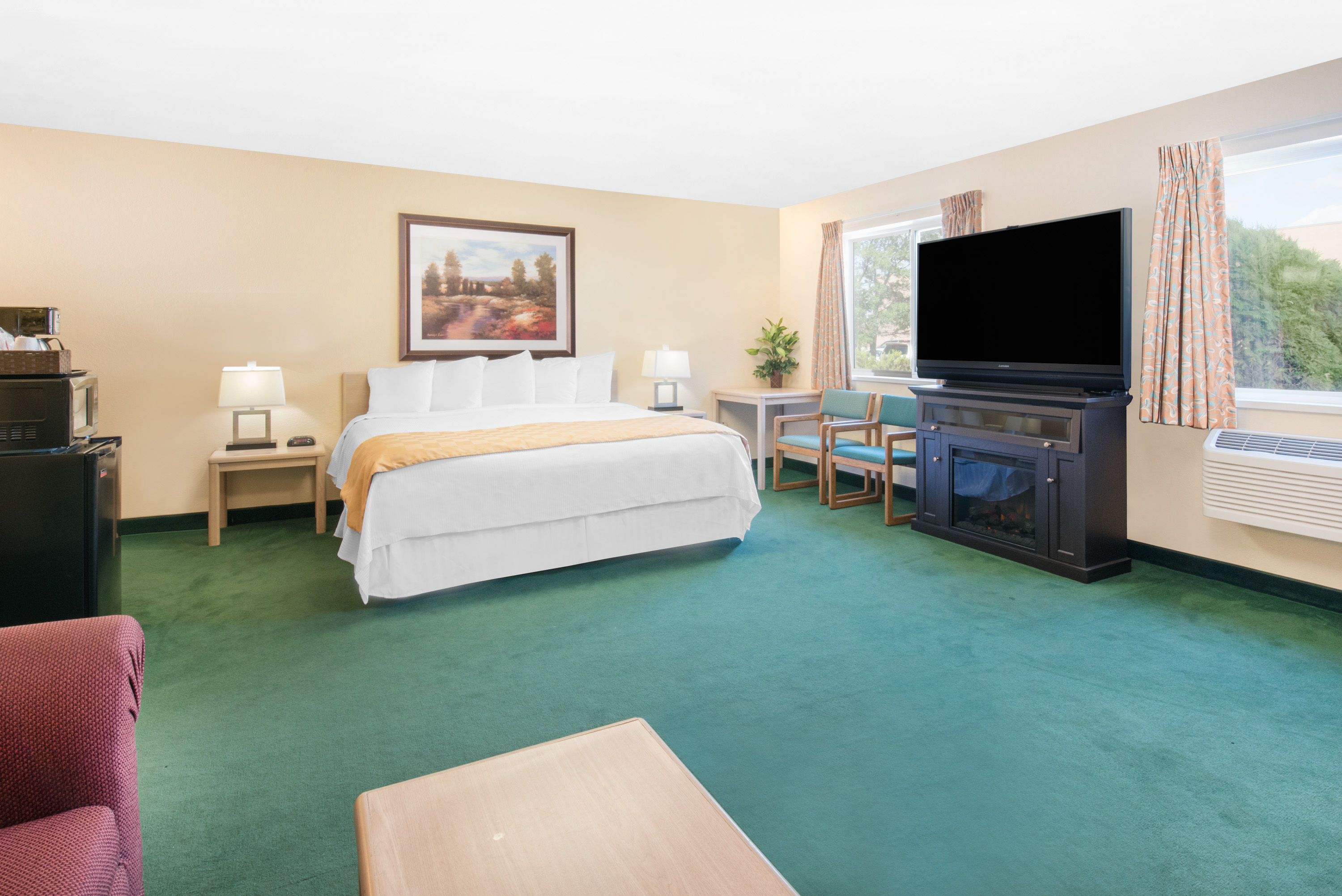 Days Inn & Suites by Wyndham Fargo 19th Ave/Airport Dome | Fargo, ND Hotels