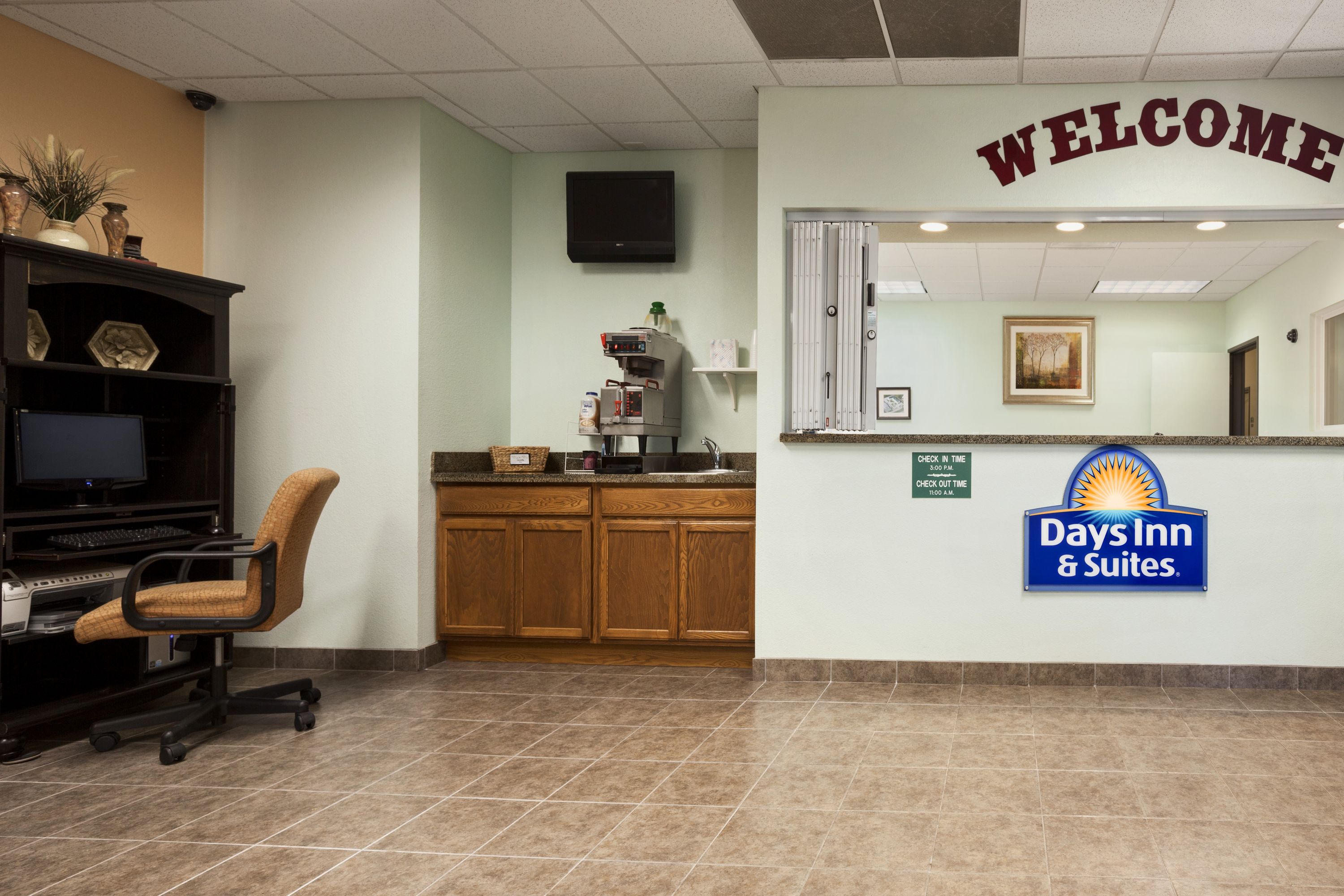Days Inn & Suites by Wyndham Columbus NE | Columbus, NE Hotels