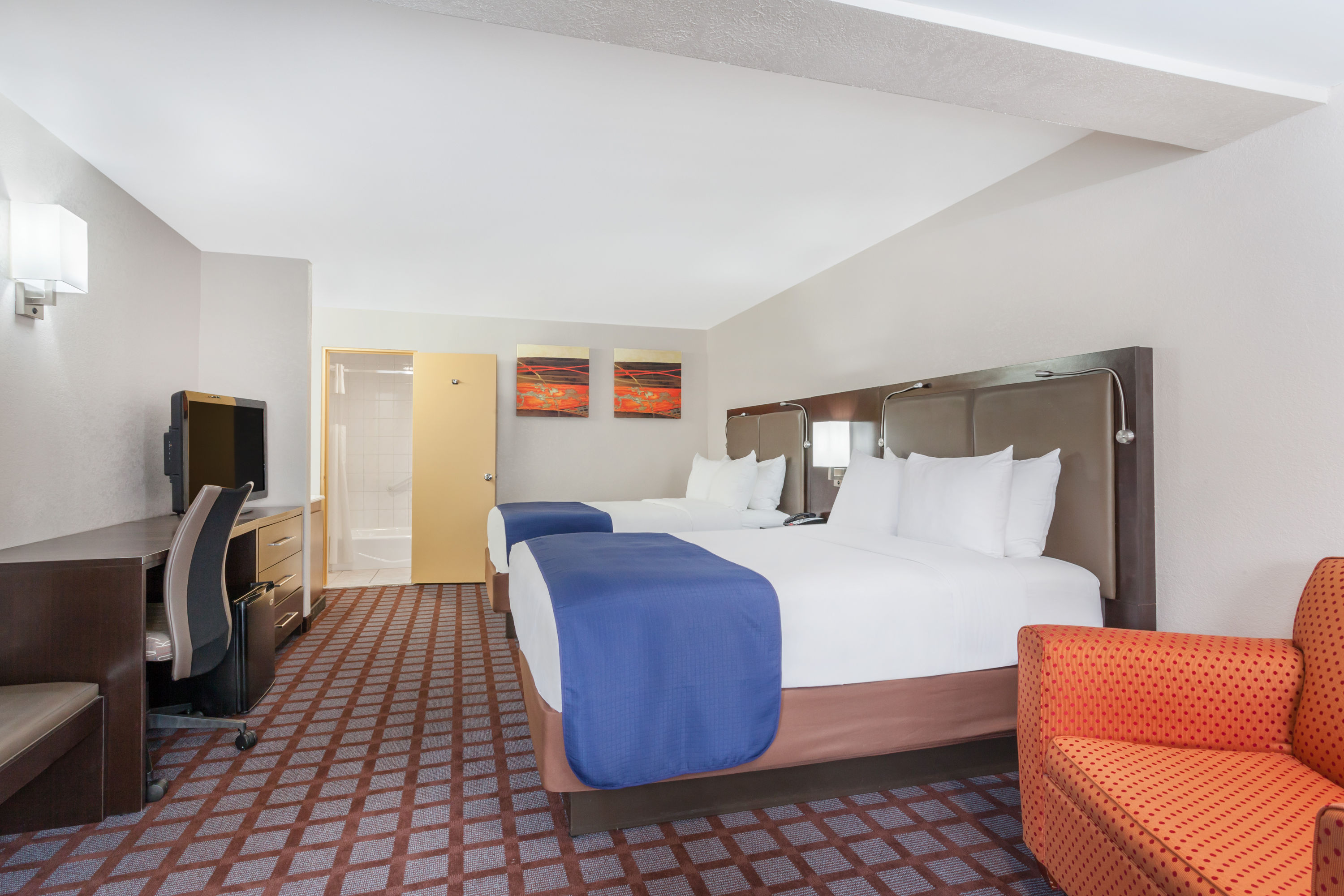 Days Inn by Wyndham Woodbury Long Island | Woodbury, NY Hotels