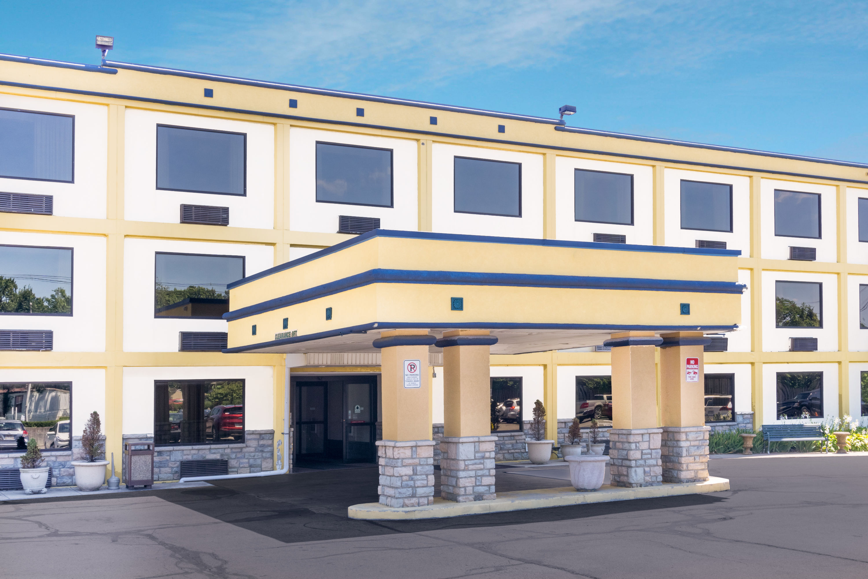 Days Inn by Wyndham Columbus Airport | Columbus, OH Hotels