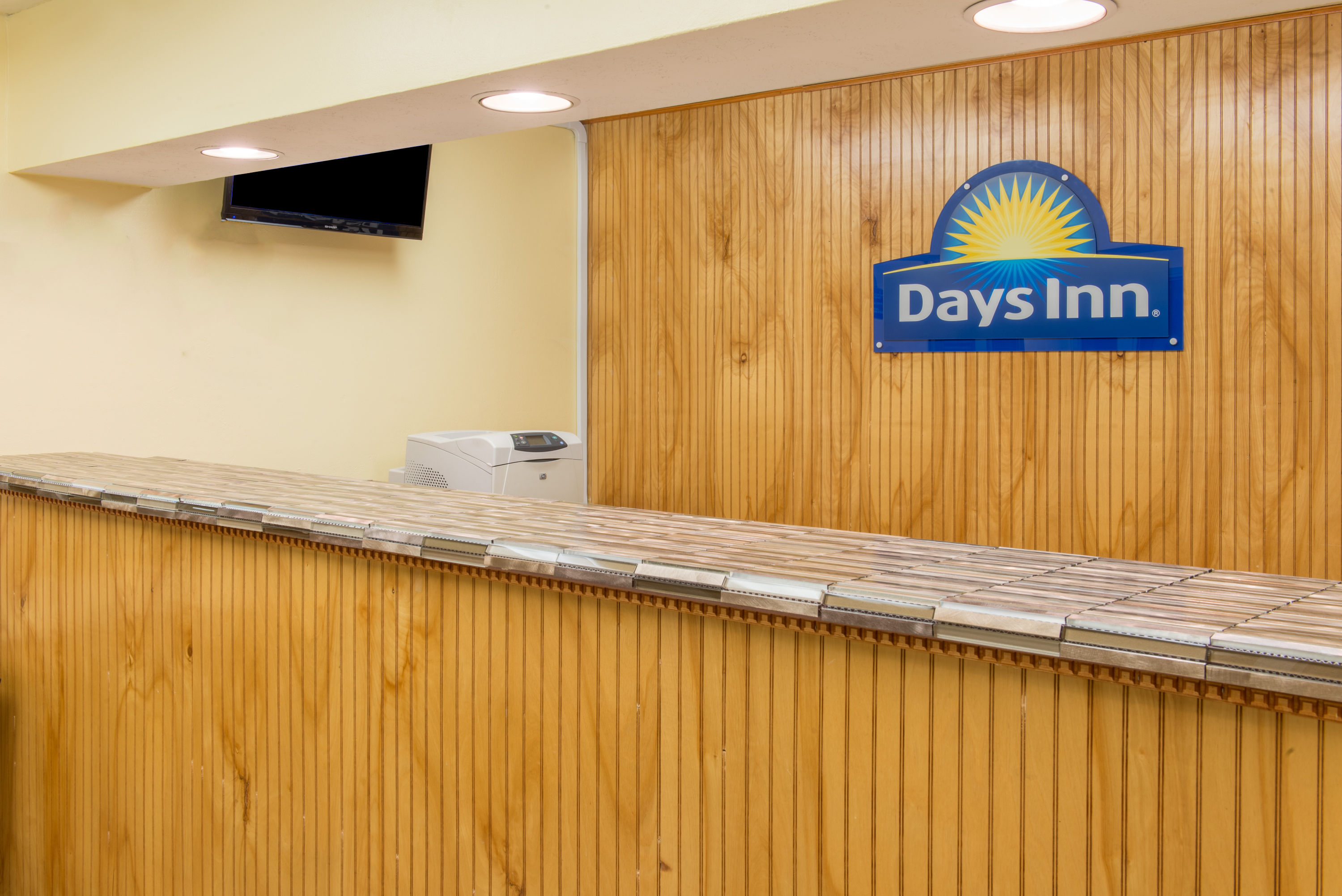 Days Inn & Suites by Wyndham Dayton North | Dayton, OH Hotels