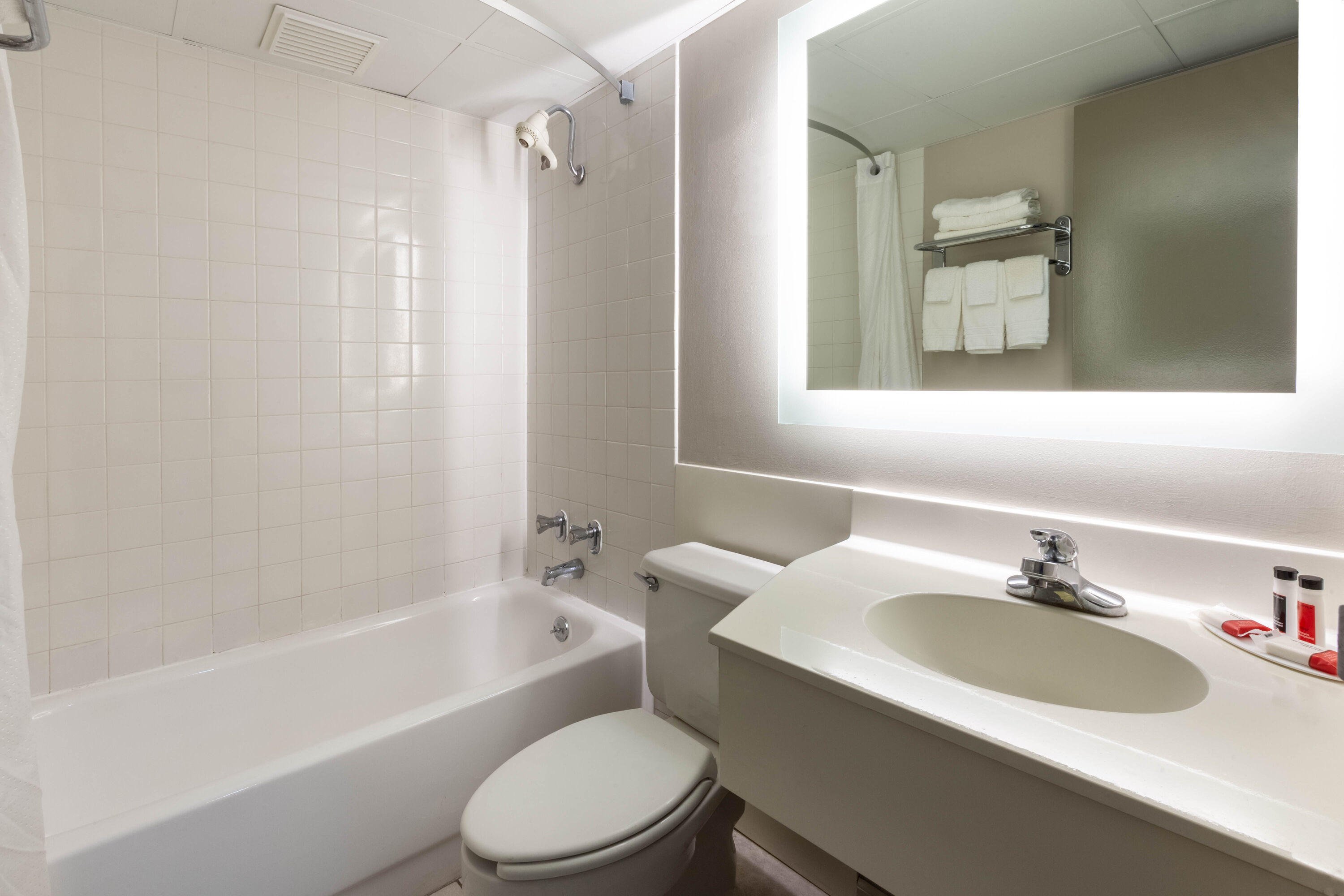 Days Inn by Wyndham Sandusky / Cedar Point | Sandusky, OH Hotels