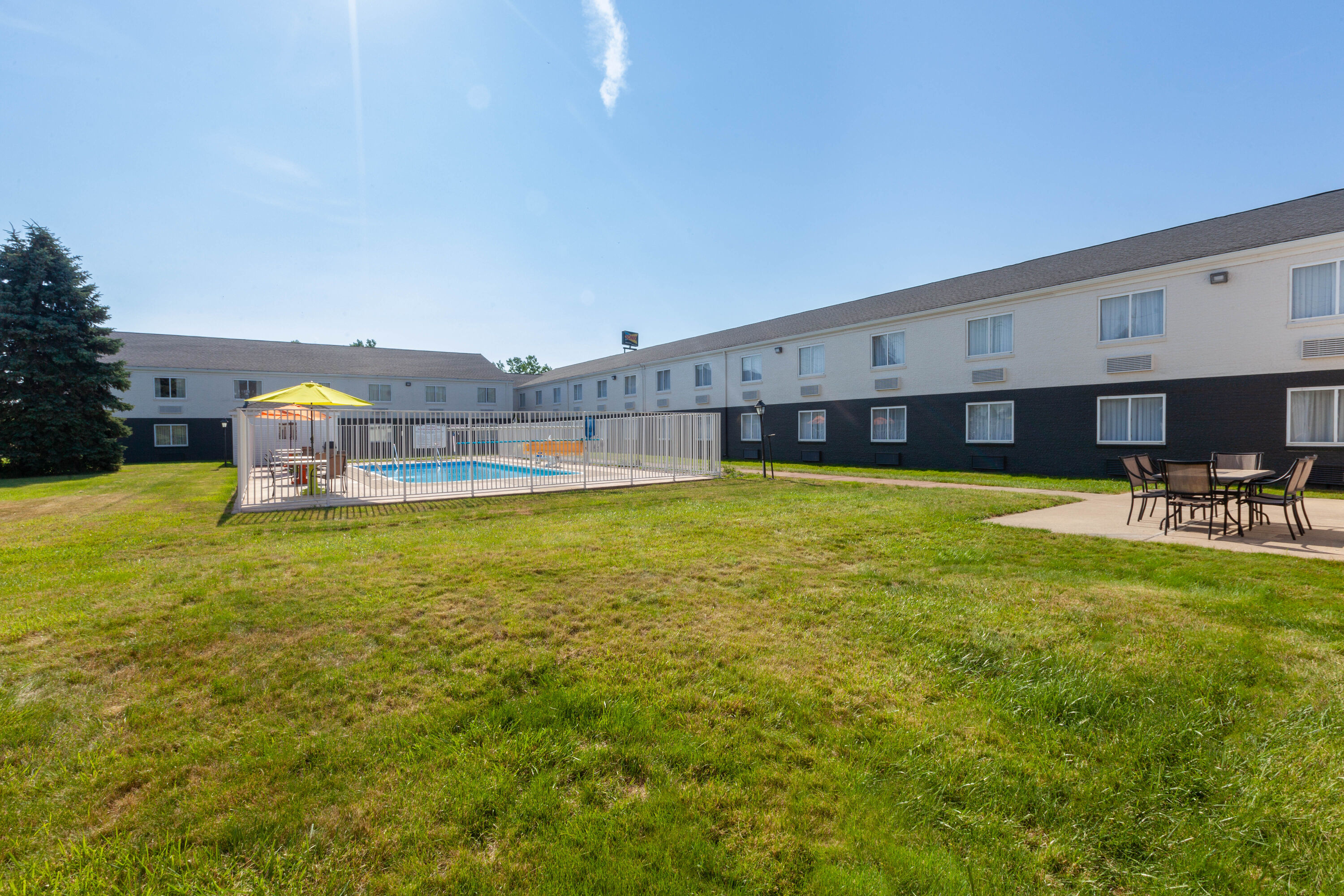 Days Inn by Wyndham Sandusky / Cedar Point | Sandusky, OH Hotels