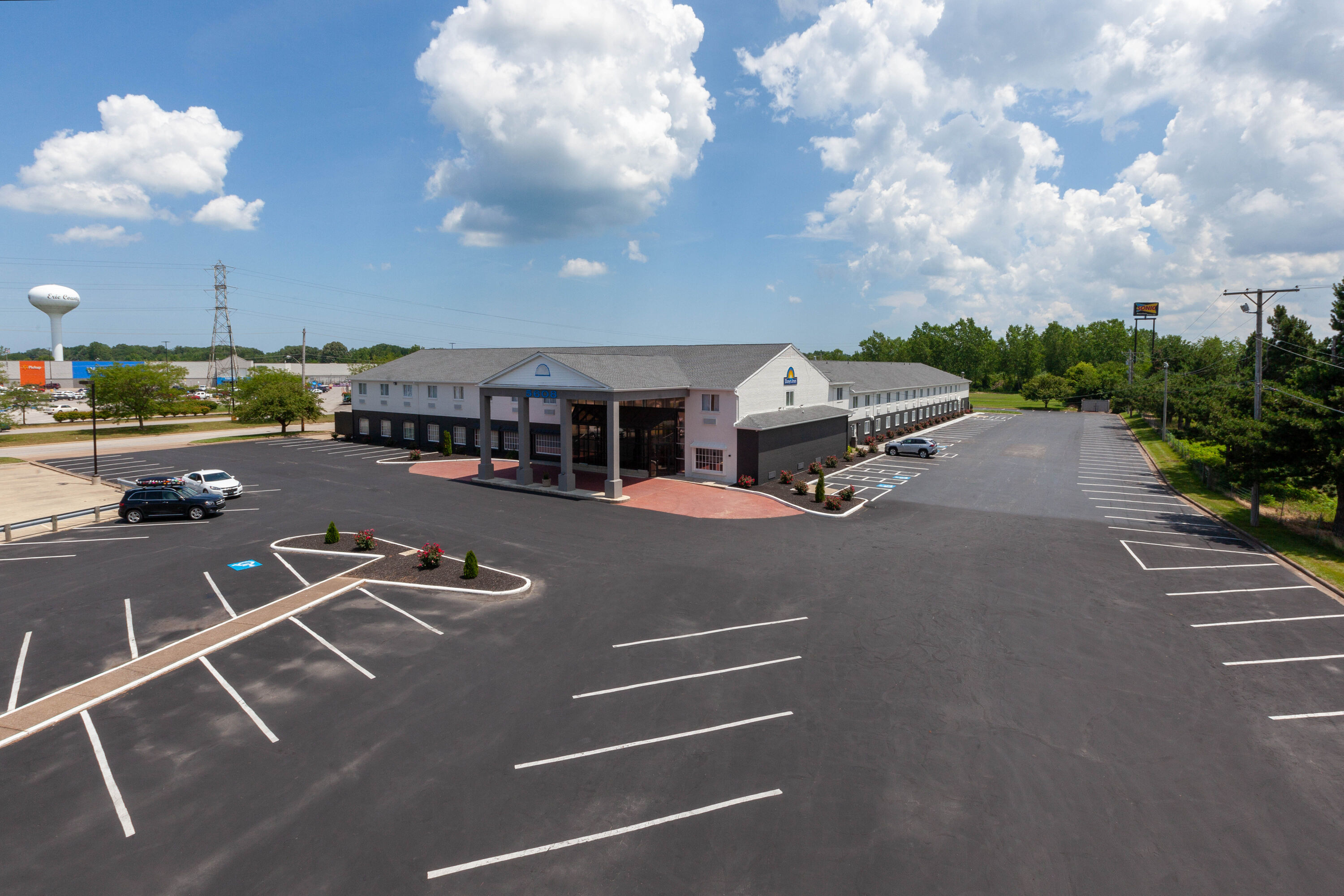 Days Inn by Wyndham Sandusky / Cedar Point | Sandusky, OH Hotels