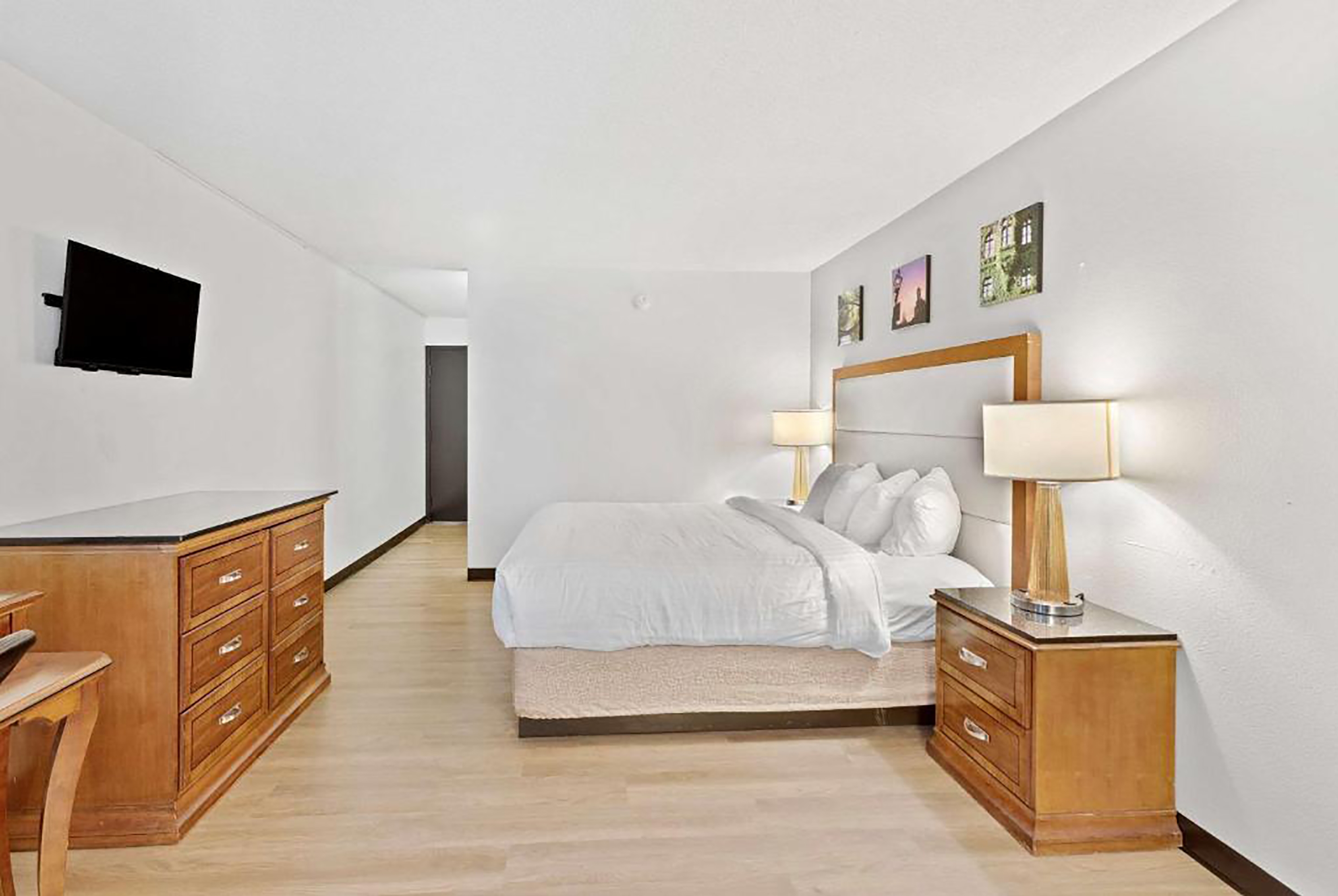 Days Inn by Wyndham Erie | Erie, PA Hotels