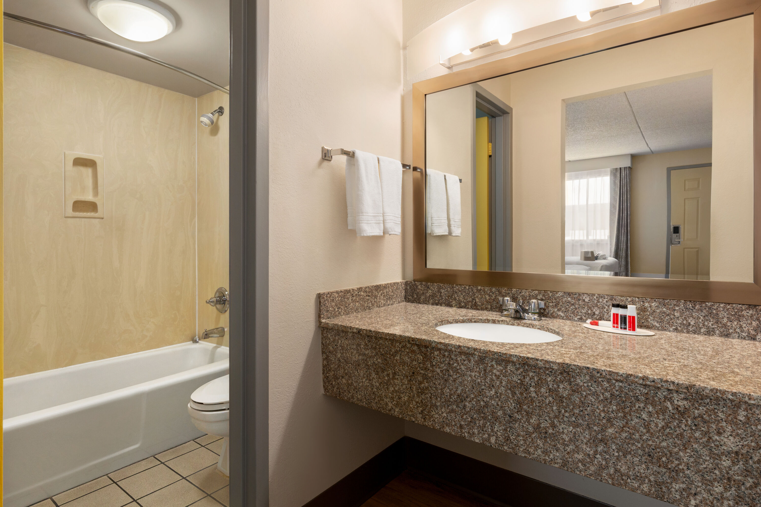 Hotel Bo, a Days Inn by Wyndham Chattanooga Downtown | Chattanooga, TN ...