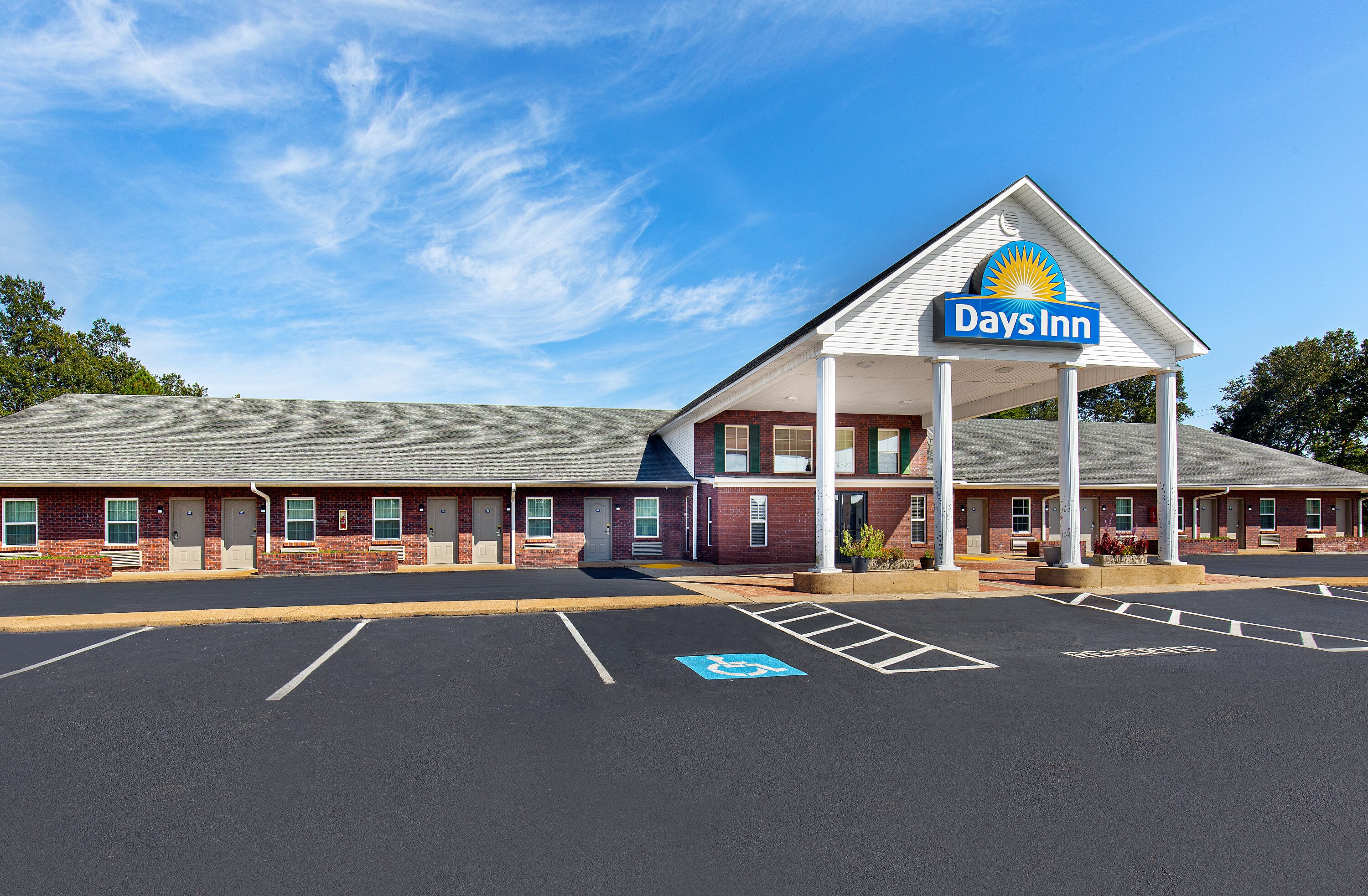Days Inn by Wyndham Savannah | Savannah, TN Hotels