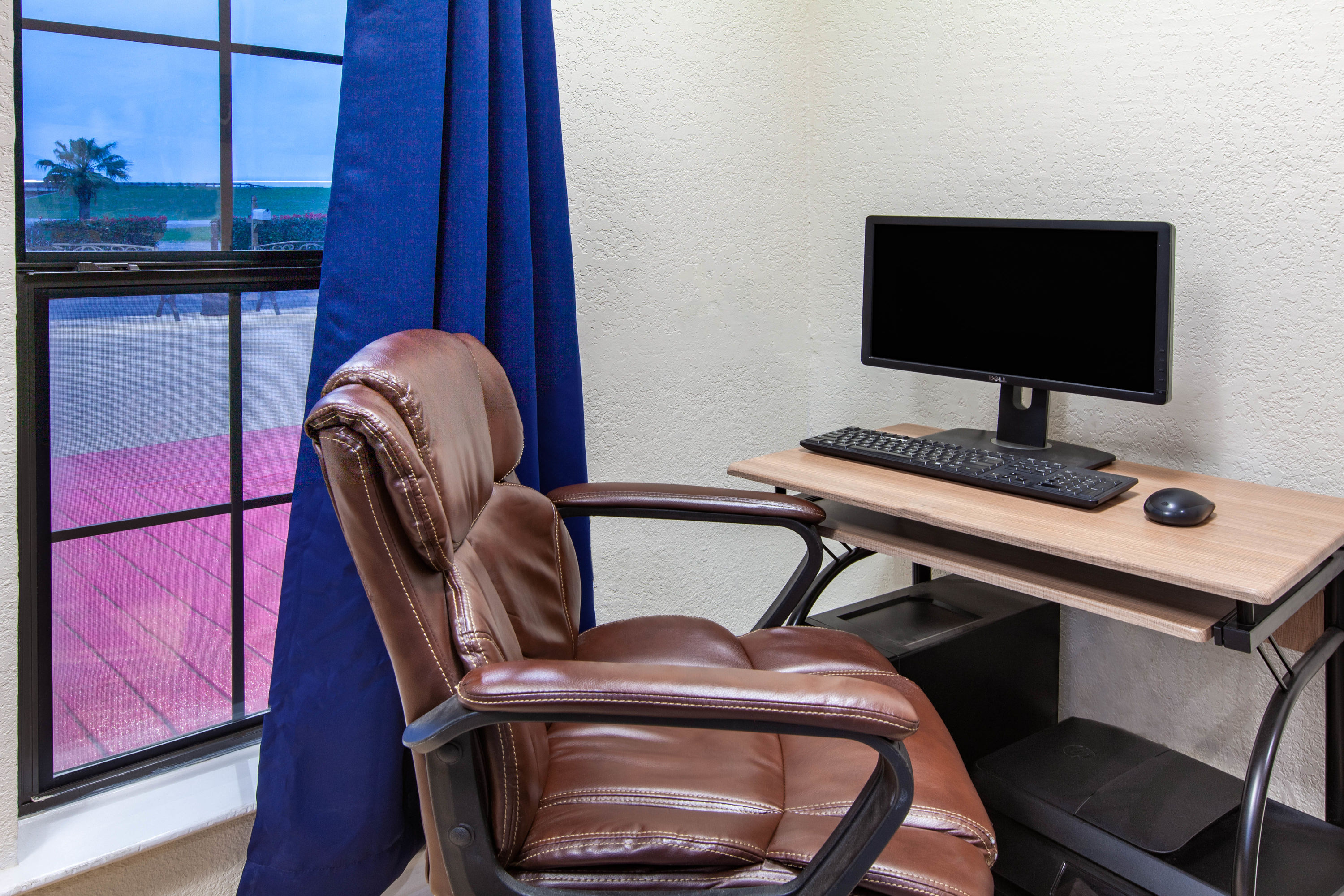 Days Inn & Suites by Wyndham Braunig Lake | Elmendorf, TX Hotels