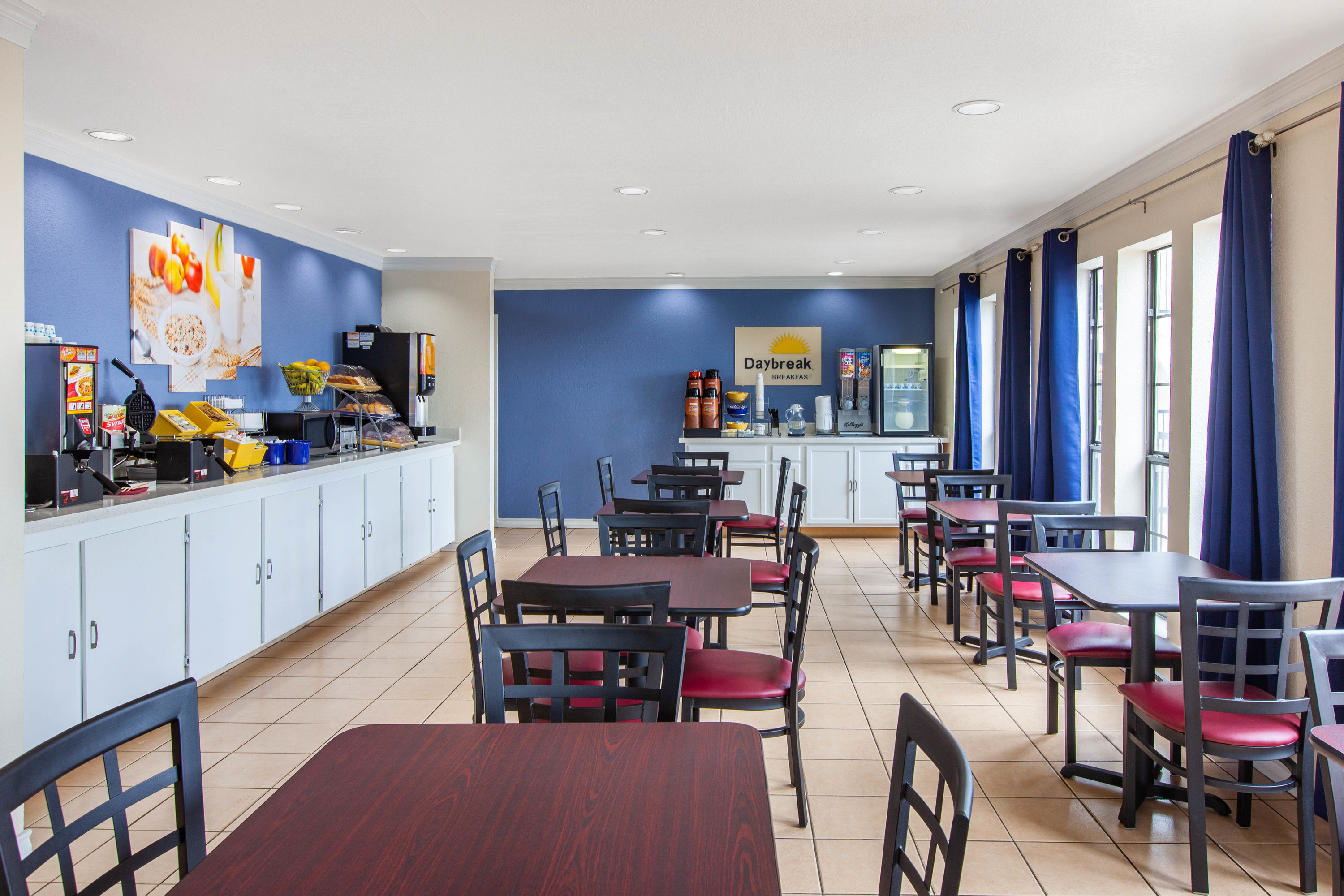 Days Inn & Suites by Wyndham Braunig Lake | Elmendorf, TX Hotels