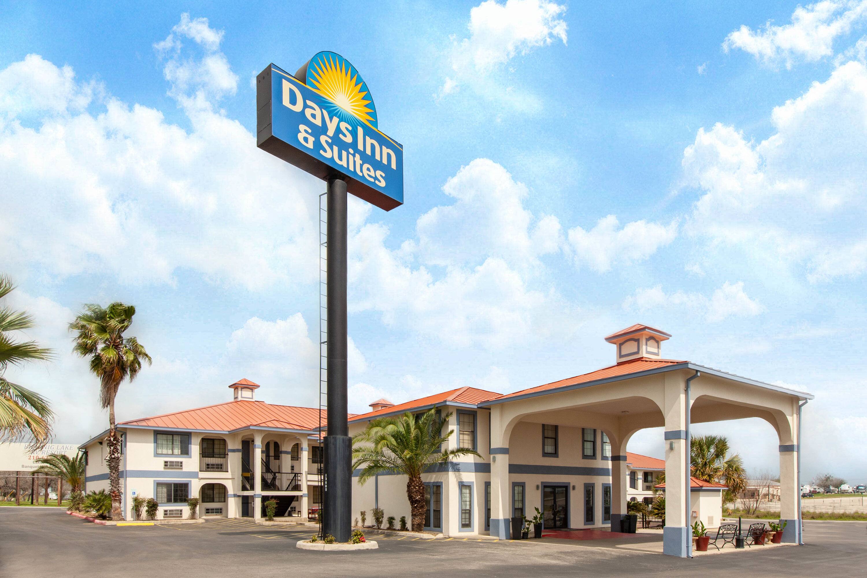 Days Inn & Suites by Wyndham Braunig Lake | Elmendorf, TX Hotels
