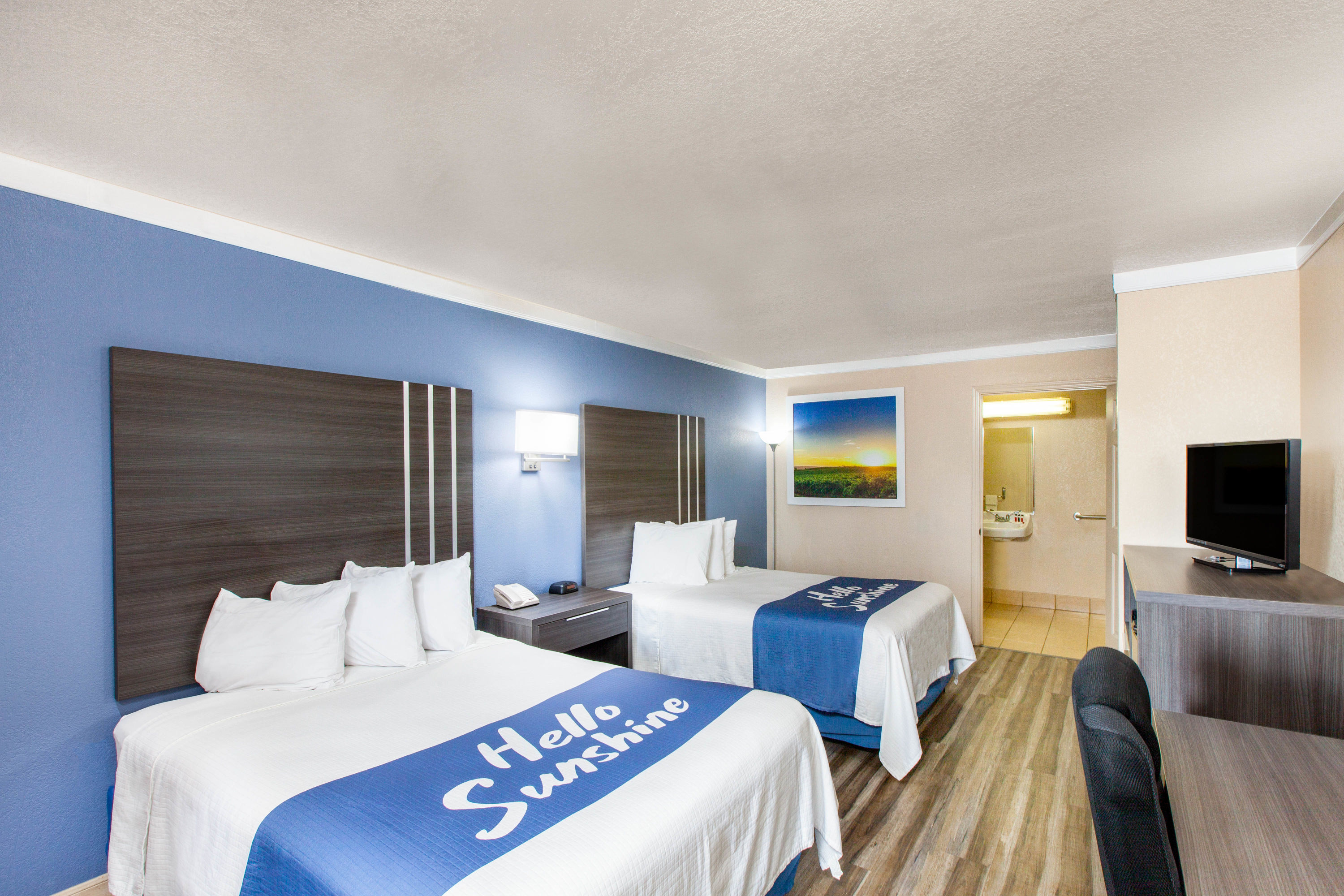 Days Inn & Suites by Wyndham Braunig Lake | Elmendorf, TX Hotels
