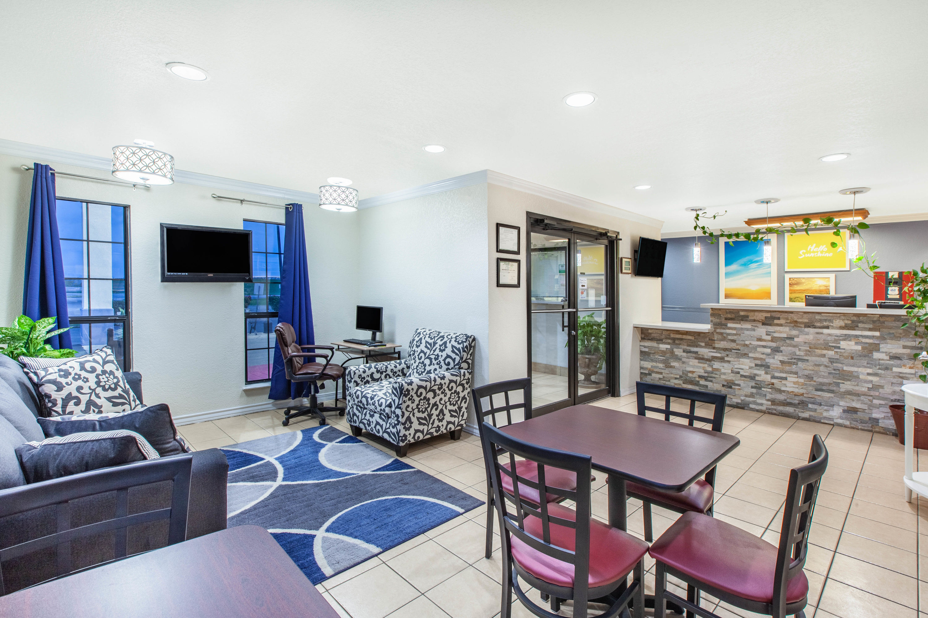 Days Inn & Suites by Wyndham Braunig Lake | Elmendorf, TX Hotels
