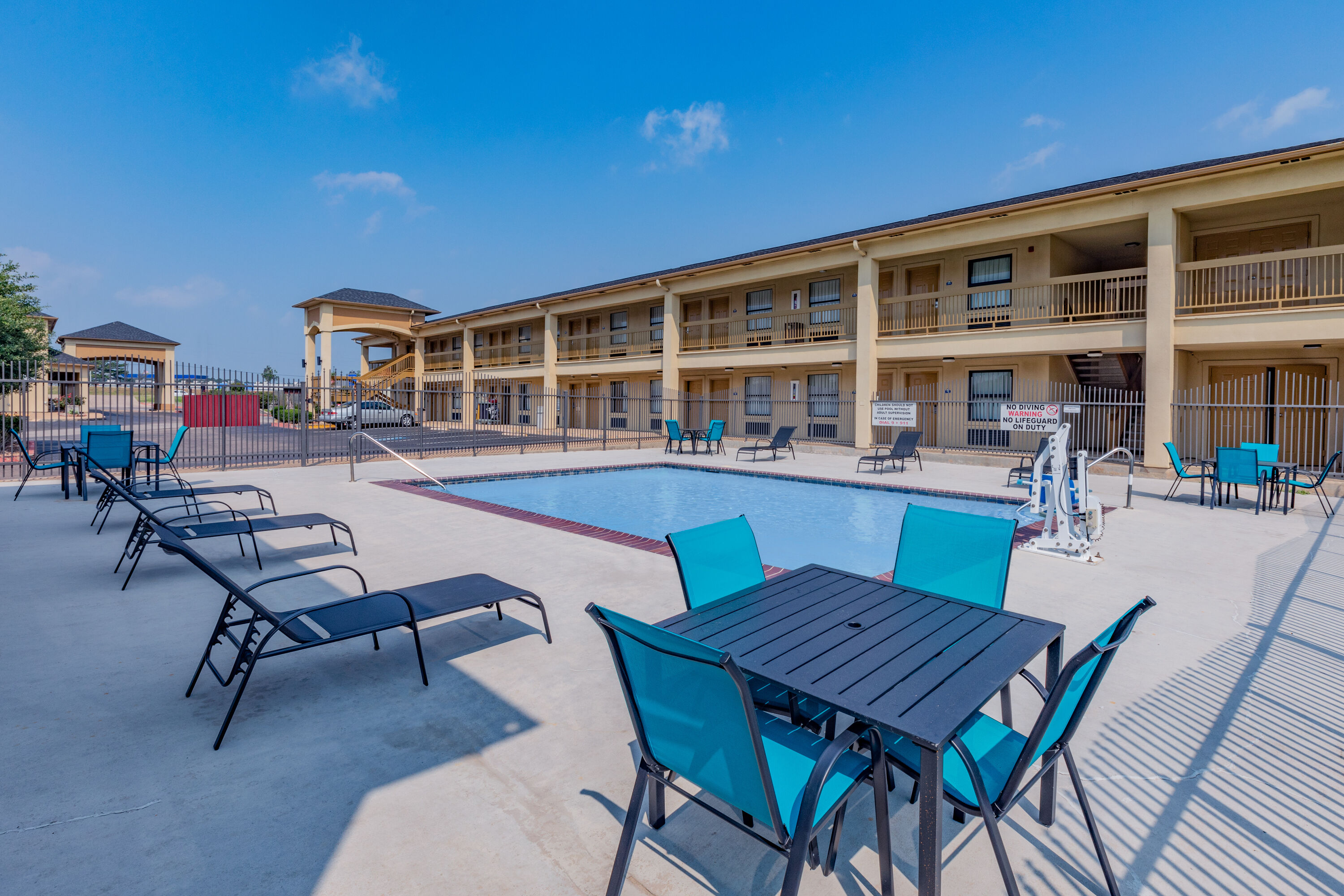 Days Inn & Suites by Wyndham Huntsville | Huntsville, TX Hotels