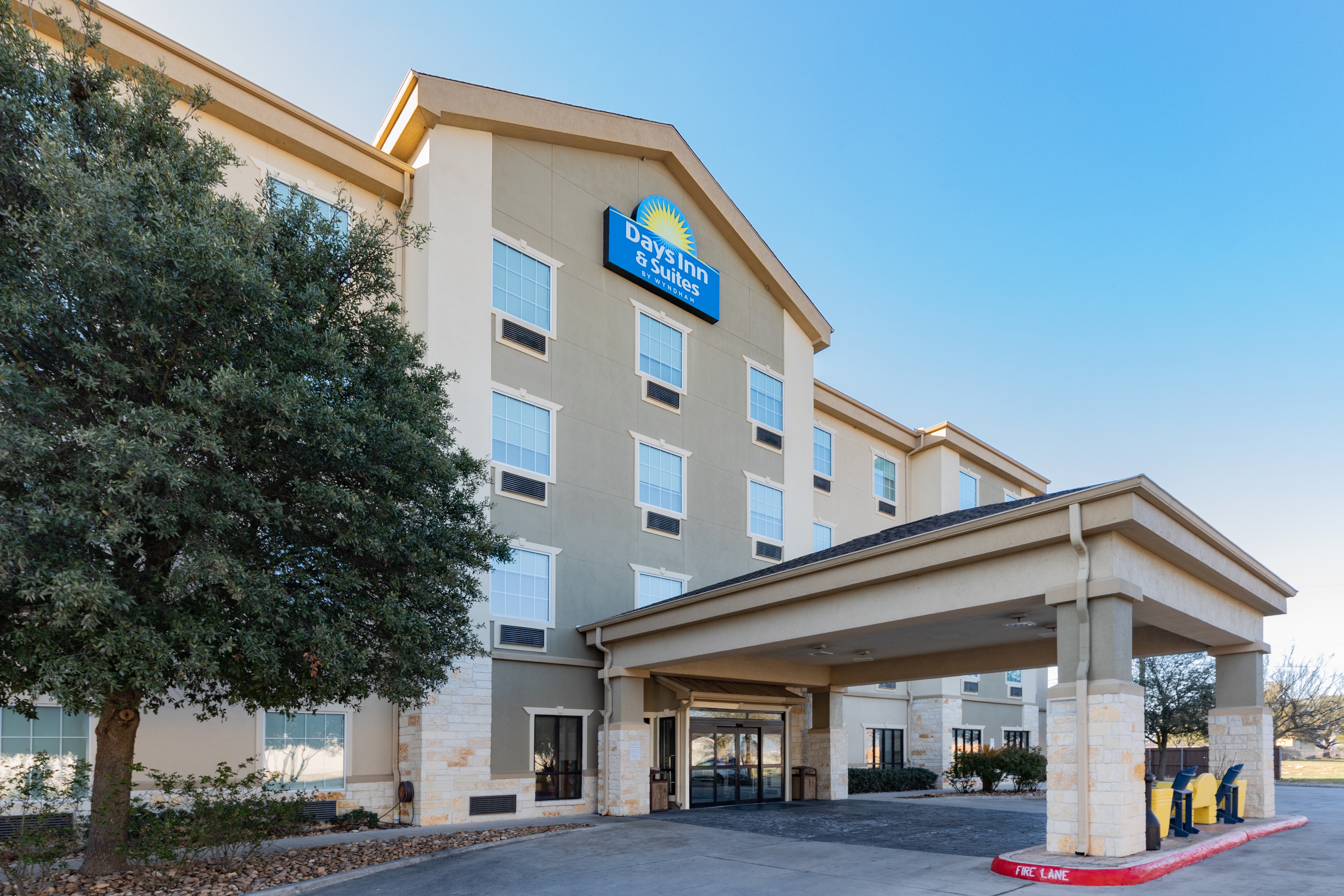 Days Inn & Suites by Wyndham San Antonio near Frost Bank Ctr | San ...