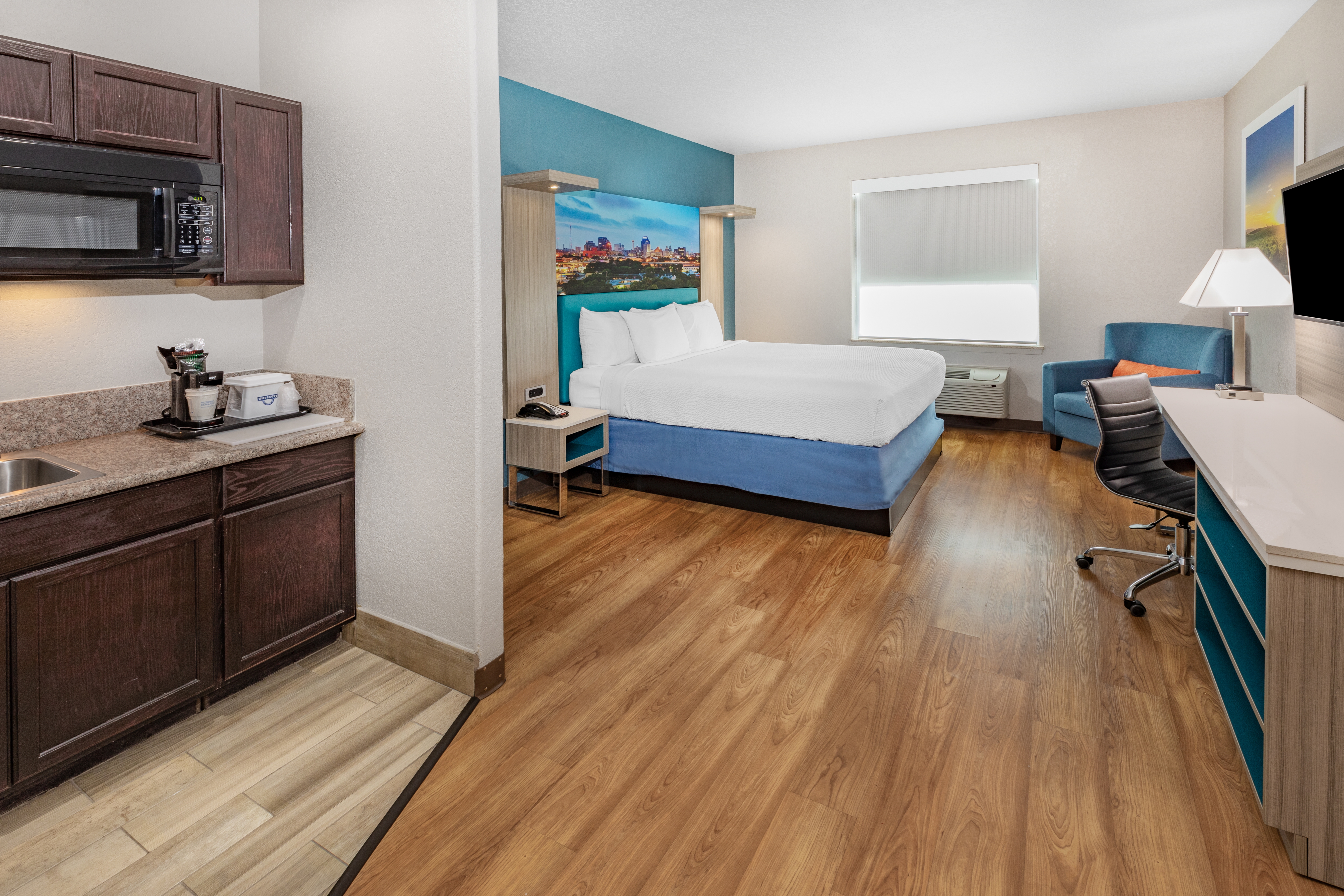 Days Inn & Suites by Wyndham San Antonio near Frost Bank Ctr | San ...