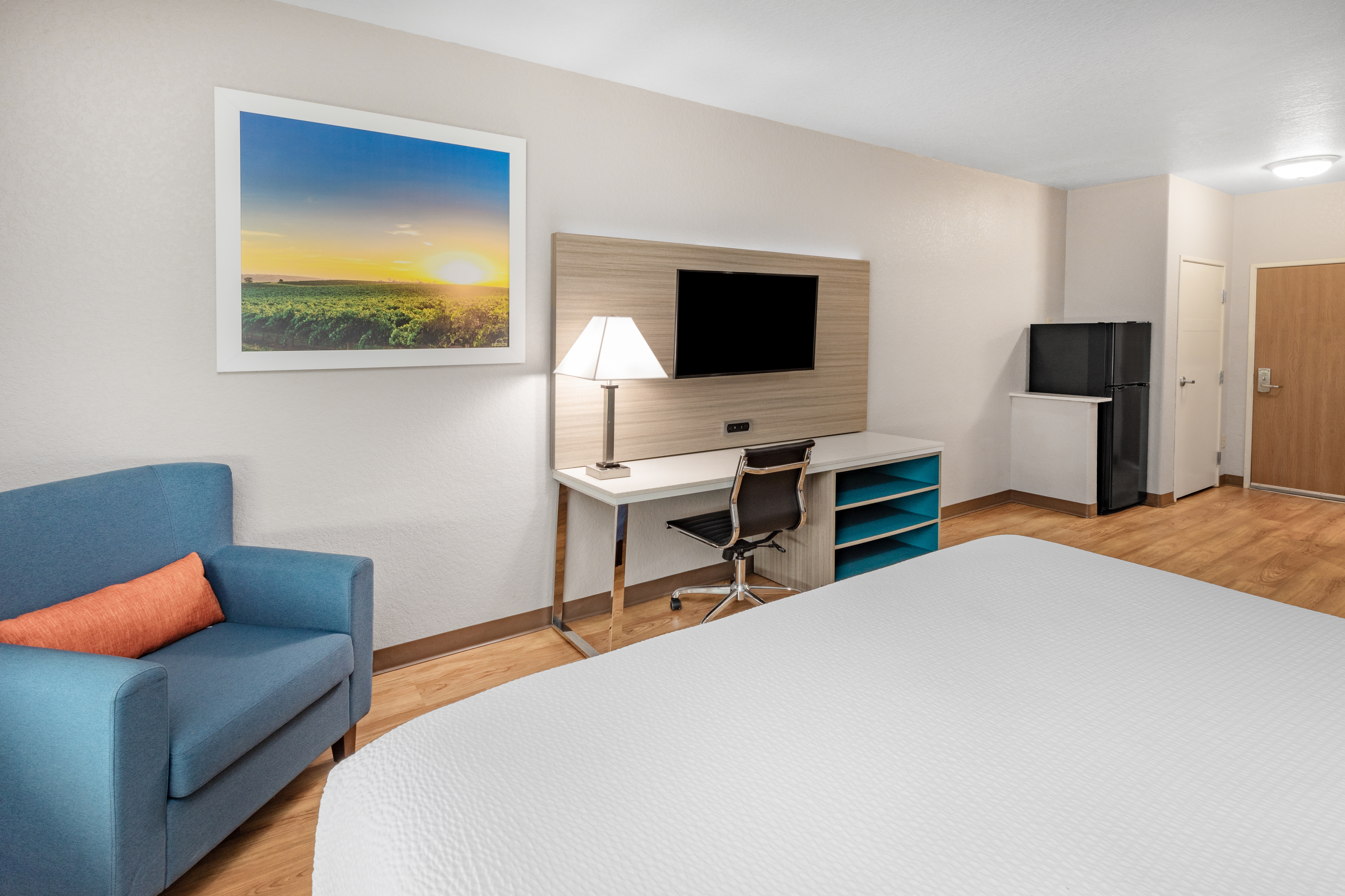 Days Inn & Suites by Wyndham San Antonio near Frost Bank Ctr | San ...
