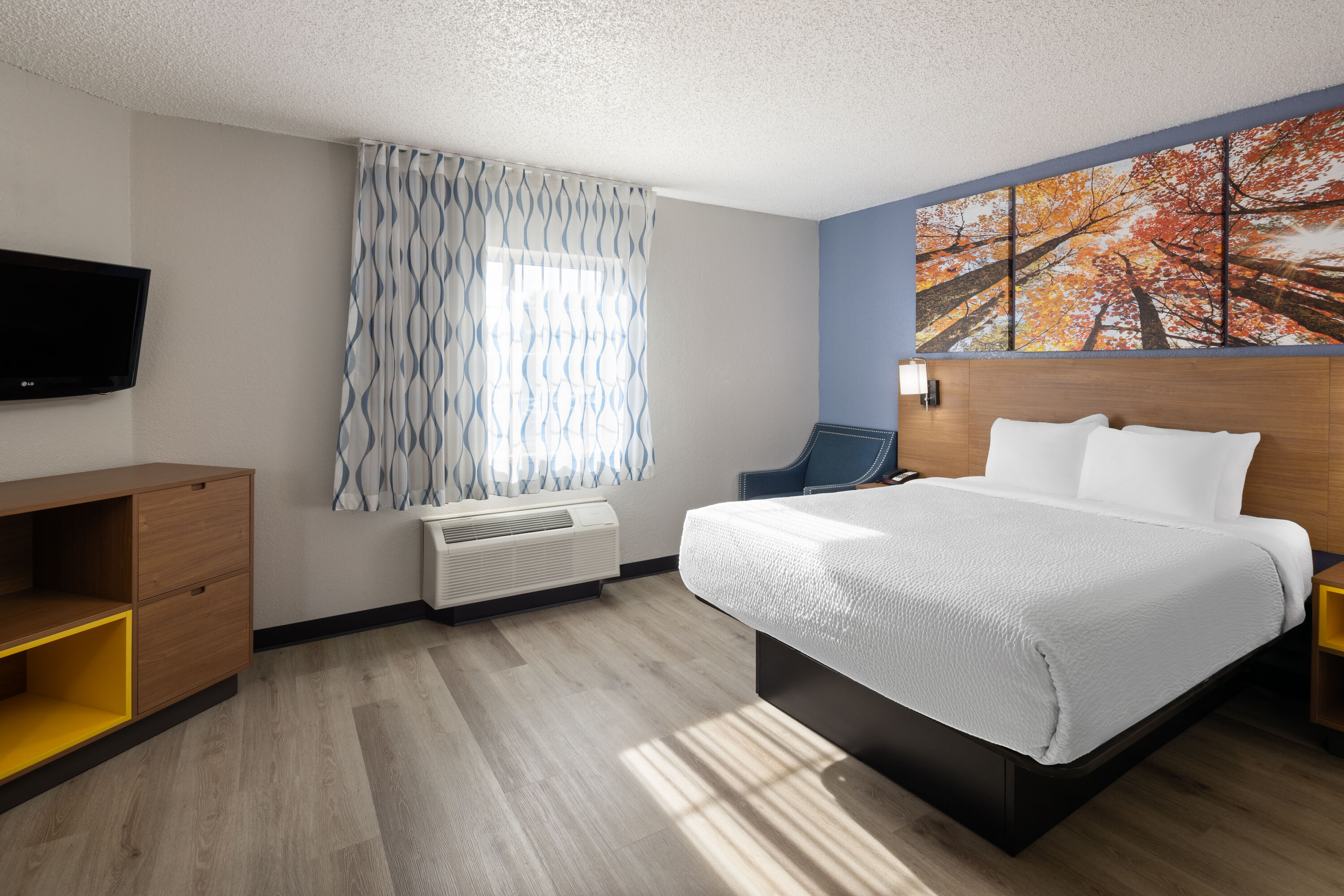 Days Inn & Suites by Wyndham Green Bay WI. | Green Bay, WI Hotels