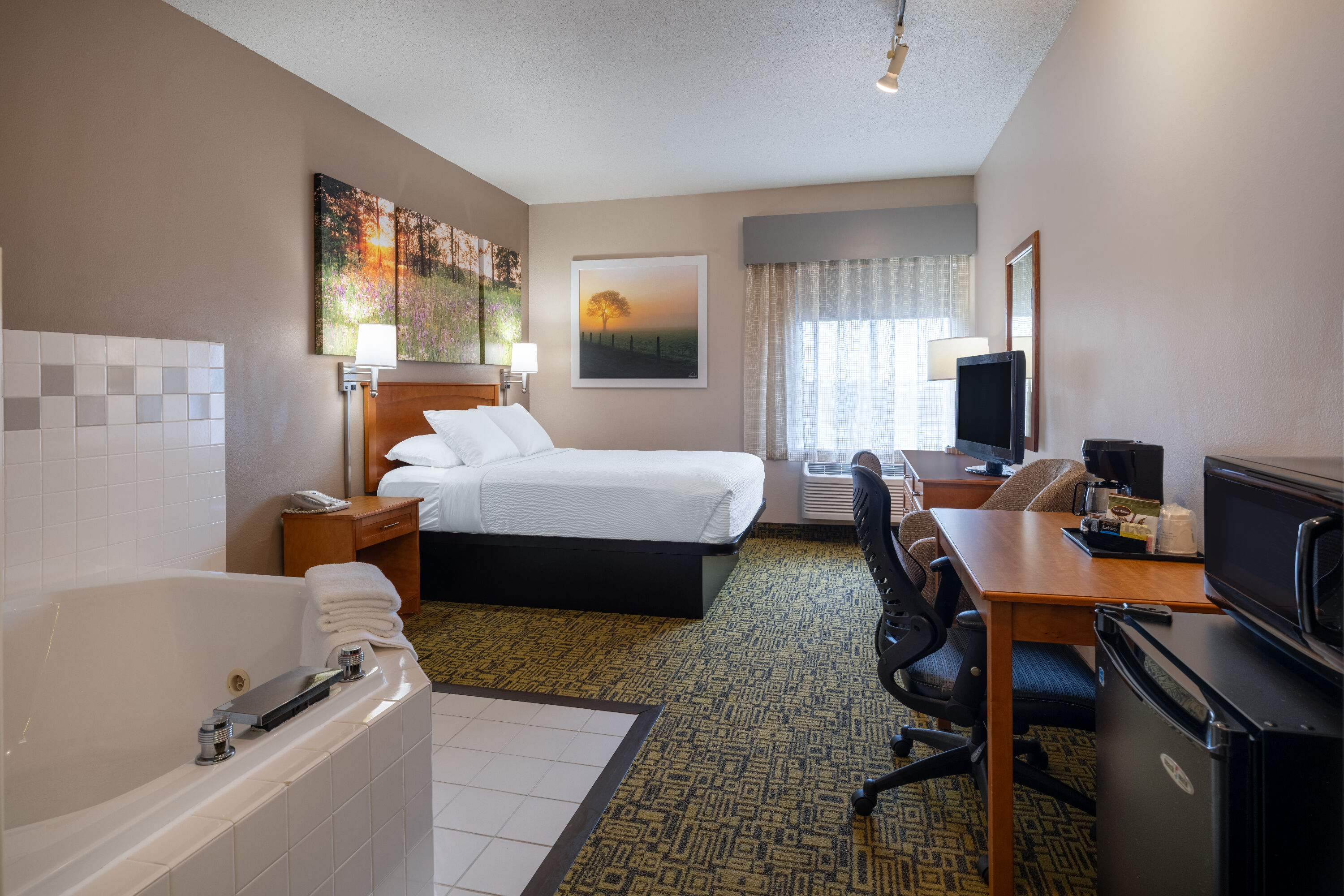 Days Inn & Suites by Wyndham Madison | Madison, WI Hotels