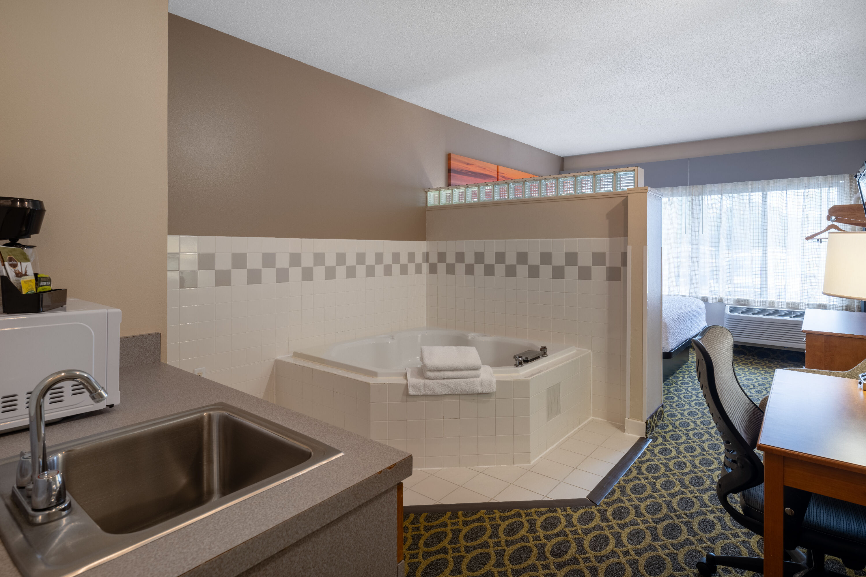 Days Inn & Suites by Wyndham Madison | Madison, WI Hotels