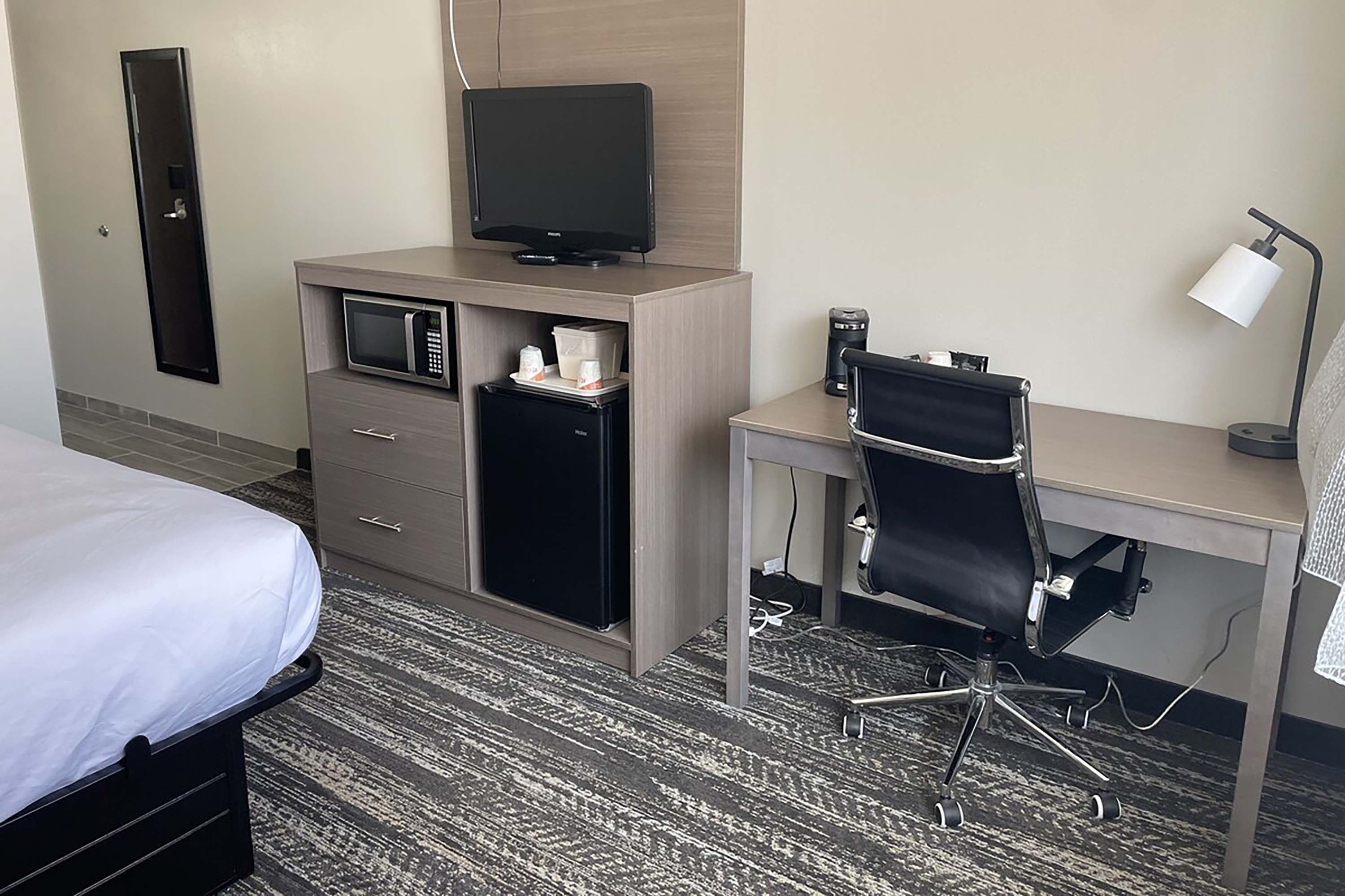Days Inn by Wyndham Manitowoc | Manitowoc, WI Hotels